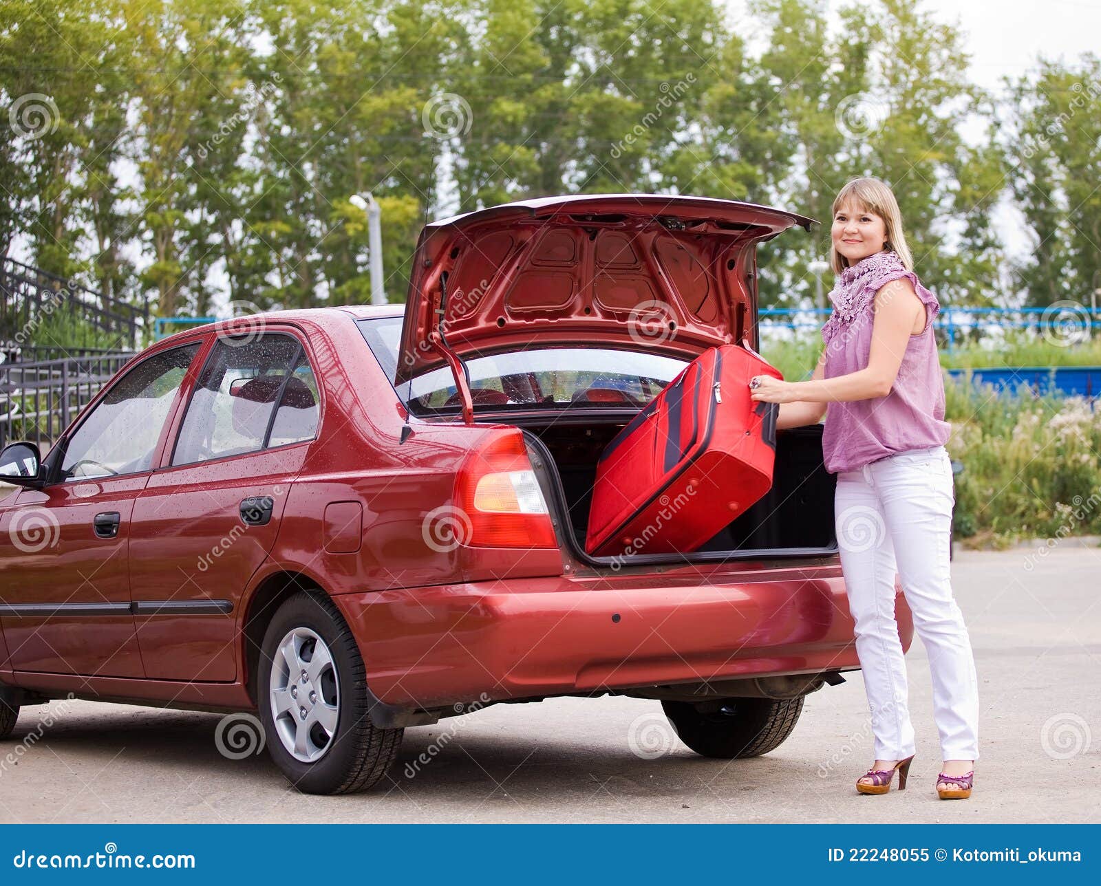 Junge Frau Mit Einem Roten Koffer Im Auto Stockbild - Bild von ...