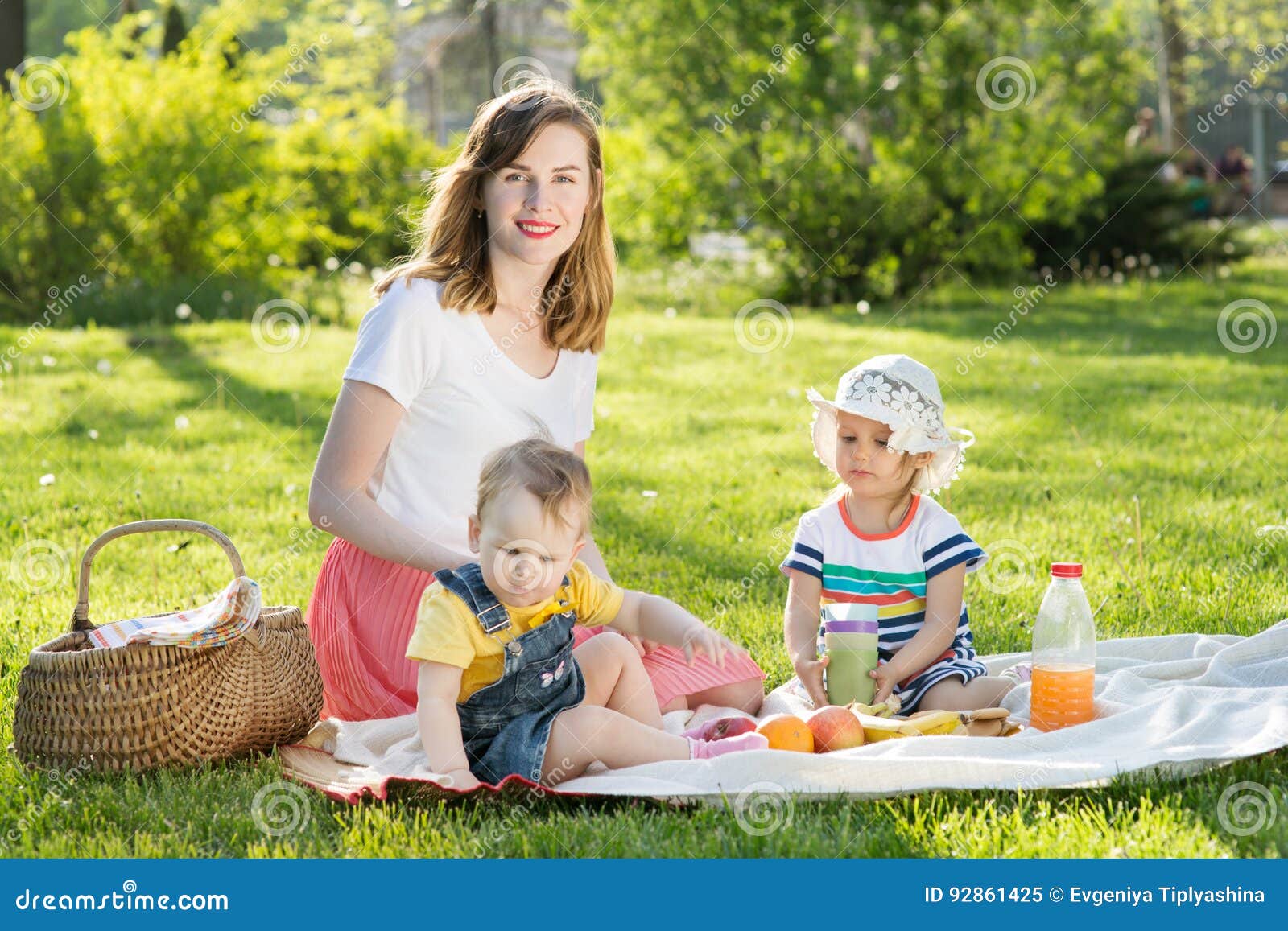 Junge Frau mit Kindern stockbild. Bild von freundlich - 92861425