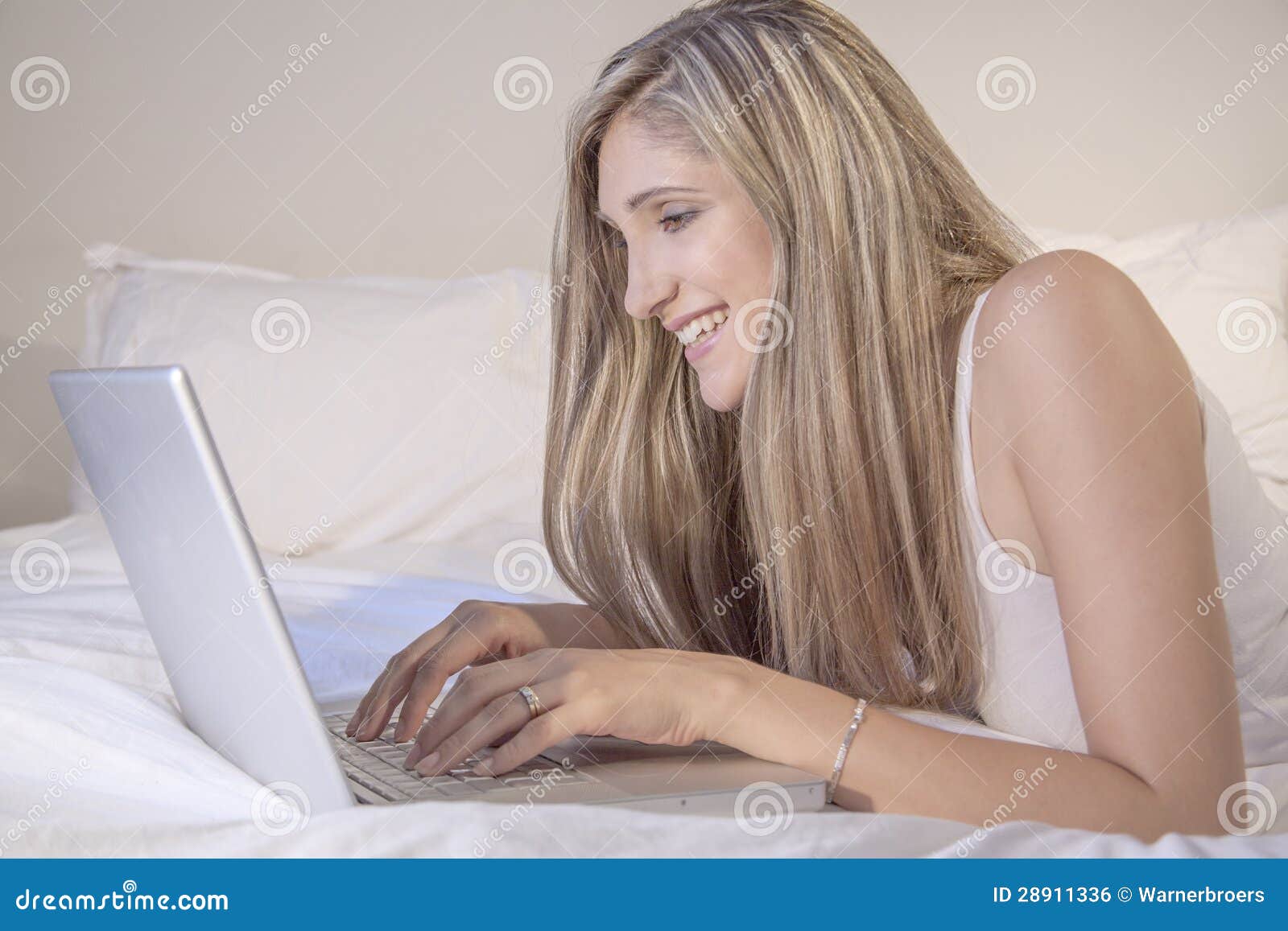 Junge Frau mit Laptop stockfoto. Bild von frei, horizontal - 28911336