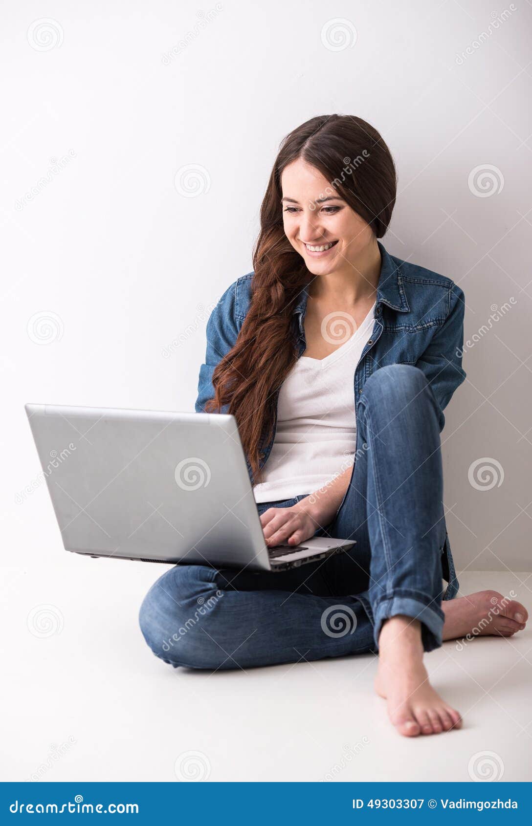 Junge Frau mit Laptop stockbild. Bild von schönheit, notizbuch - 49303307