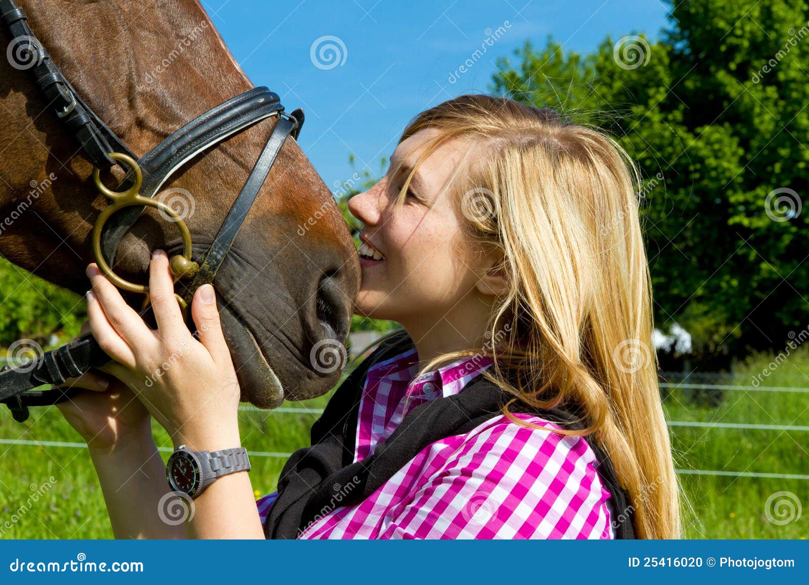 Junge Frau mit Pferd stockfoto. Bild von hände, braun - 25416020 Junge Frau mit Pferd stockfoto. Bild von hände, braun - 25416020