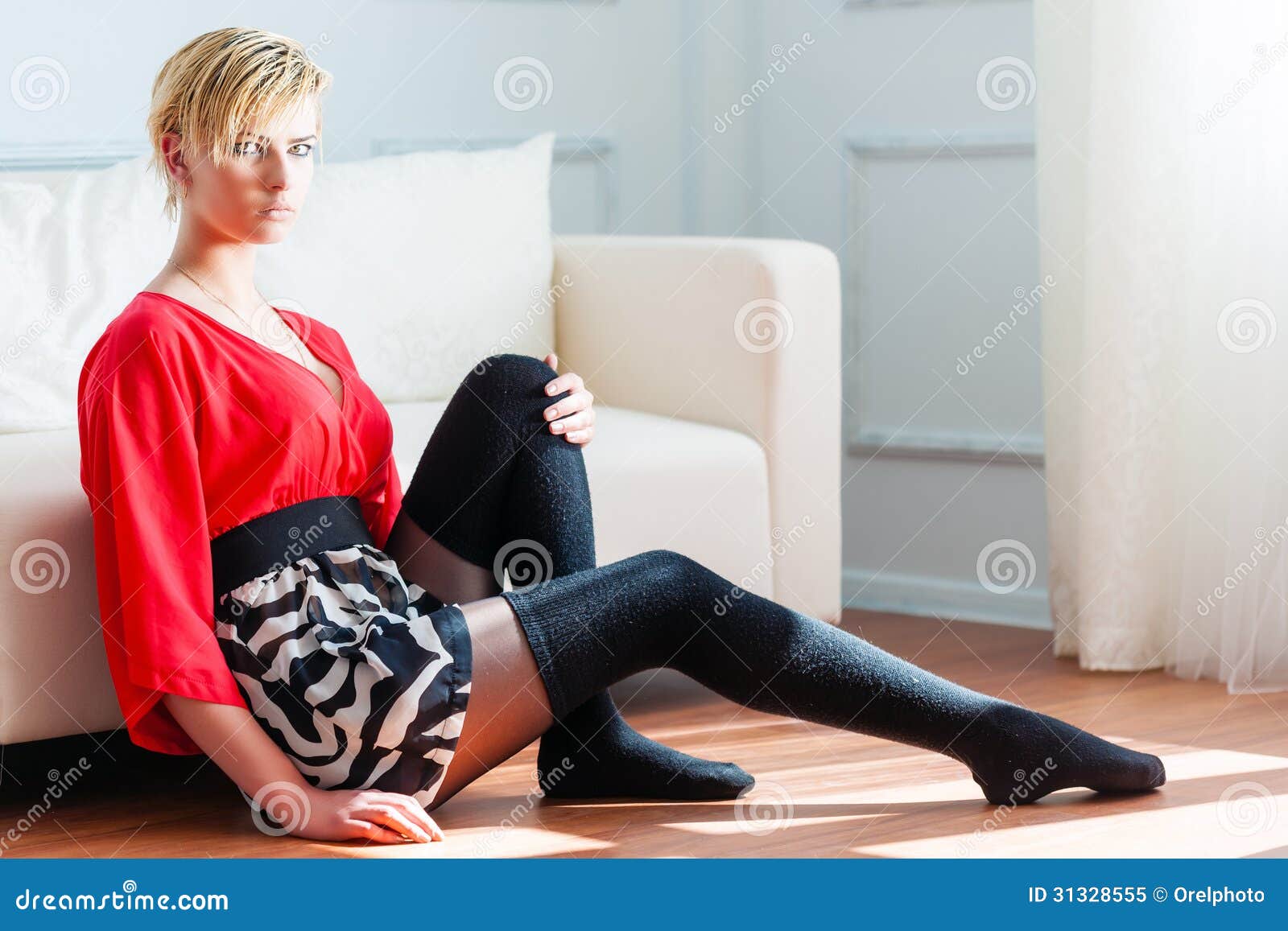 Junge Frau Sitzt Auf Dem Boden Stockbild Bild Von Schön Jugendlicher