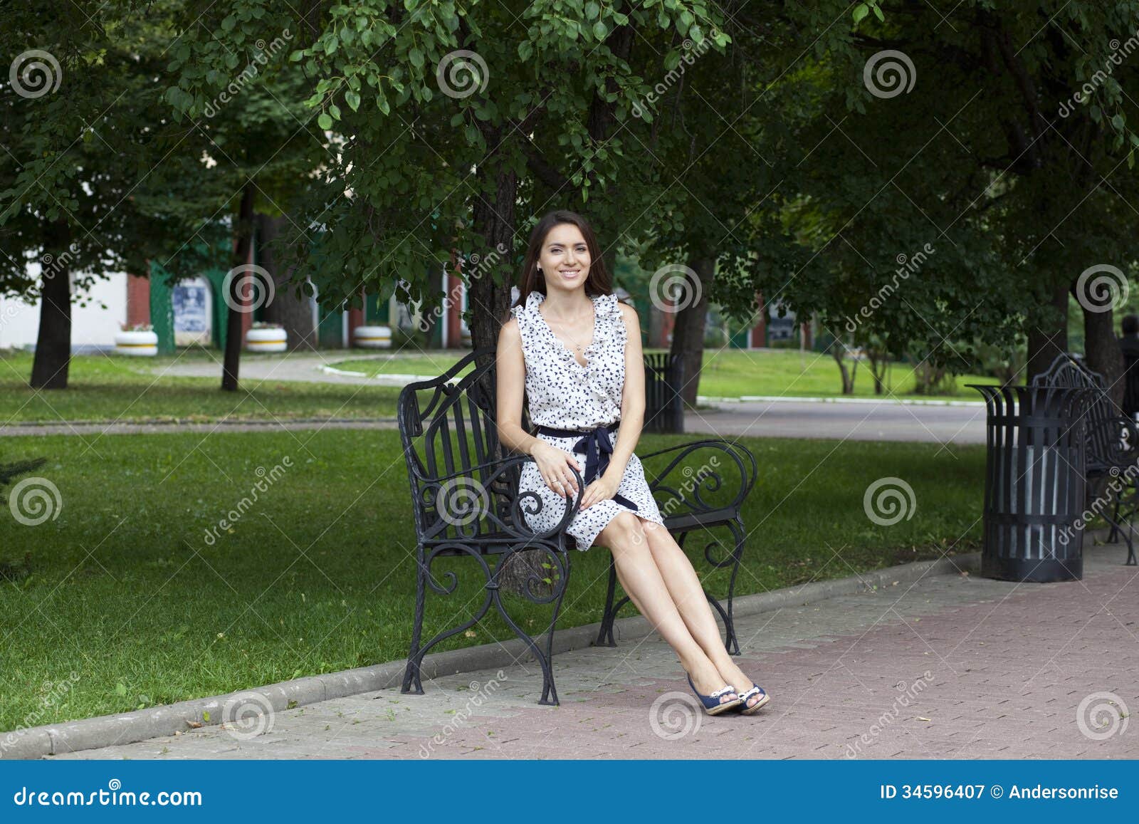 Junge Frau Sitzt Auf Einer Bank Stockbild - Bild von rest, attraktiv ...