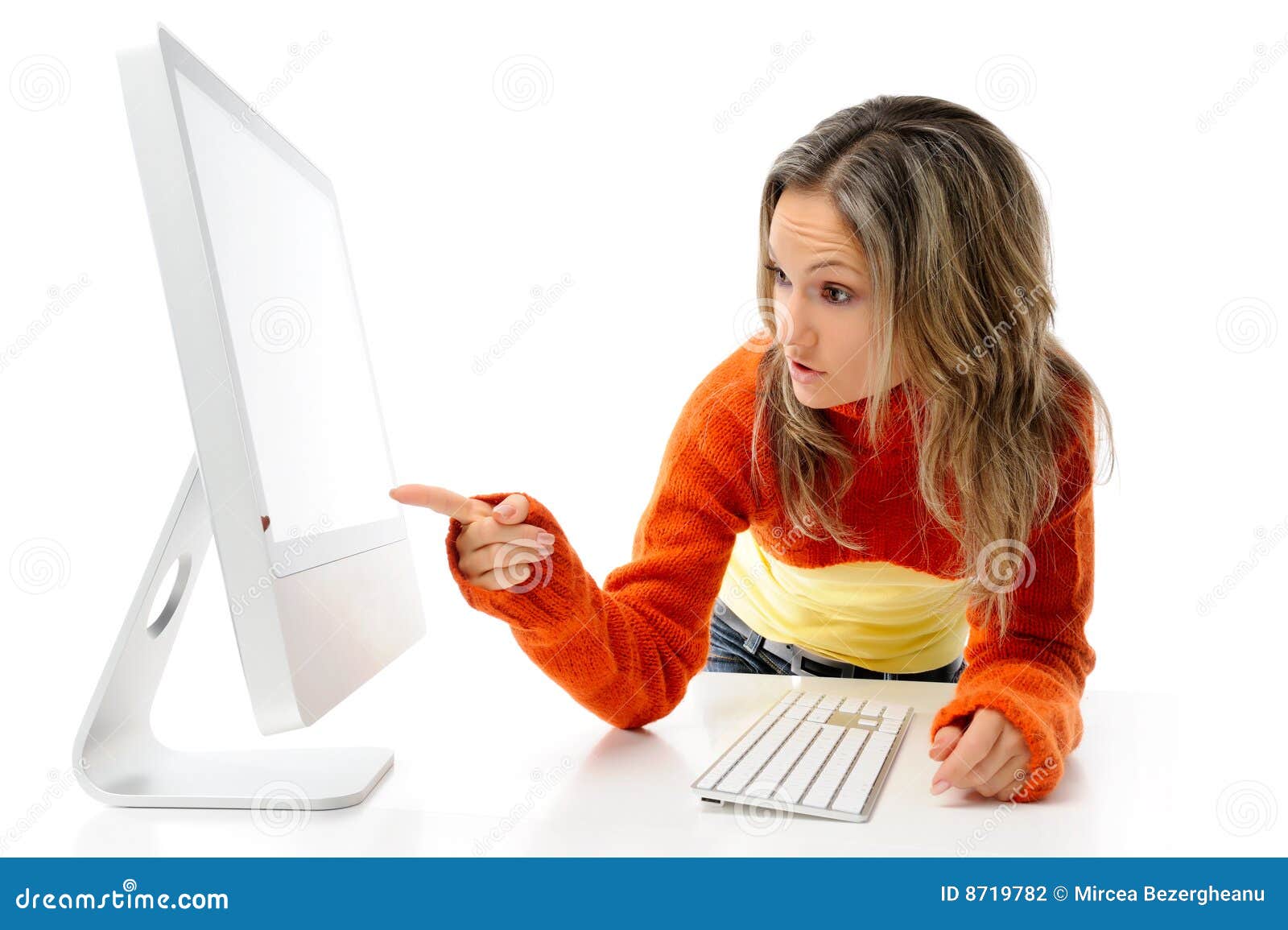 Junge Frau Vor Dem Computer Stockfoto - Bild von frisch, attraktiv: 8719782