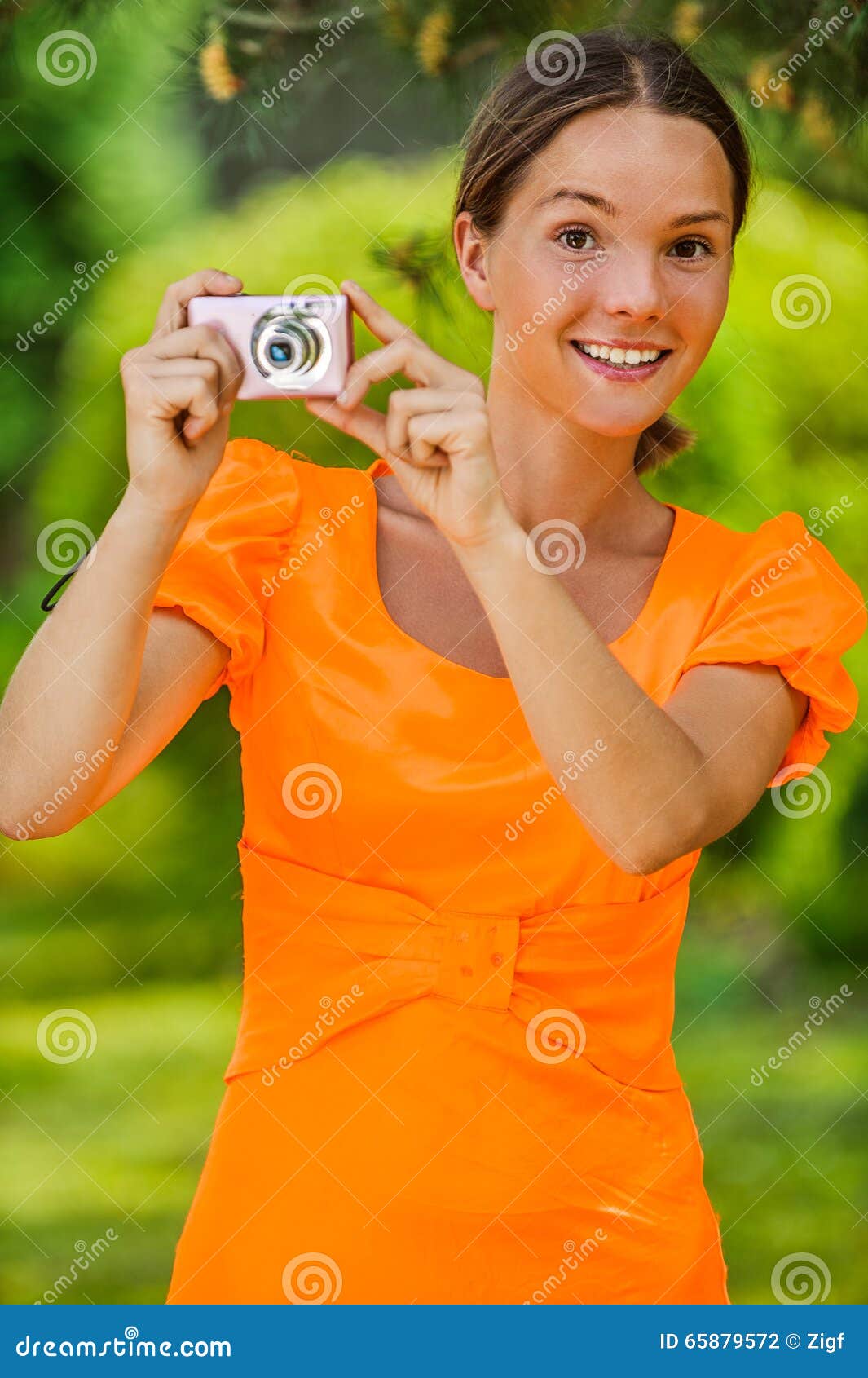 Junge Frauen Mit Kamera Stockfoto Bild Von Freizeit 65879572