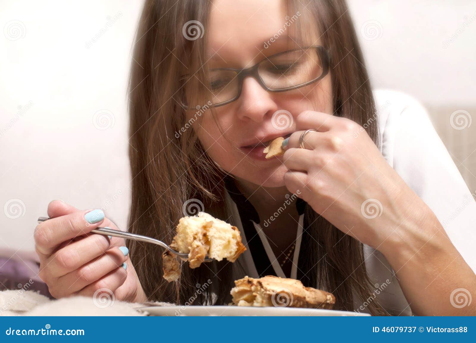 Junge Frauen-Probieren-Kuchen Stockbild - Bild von frau, braun: 46079737