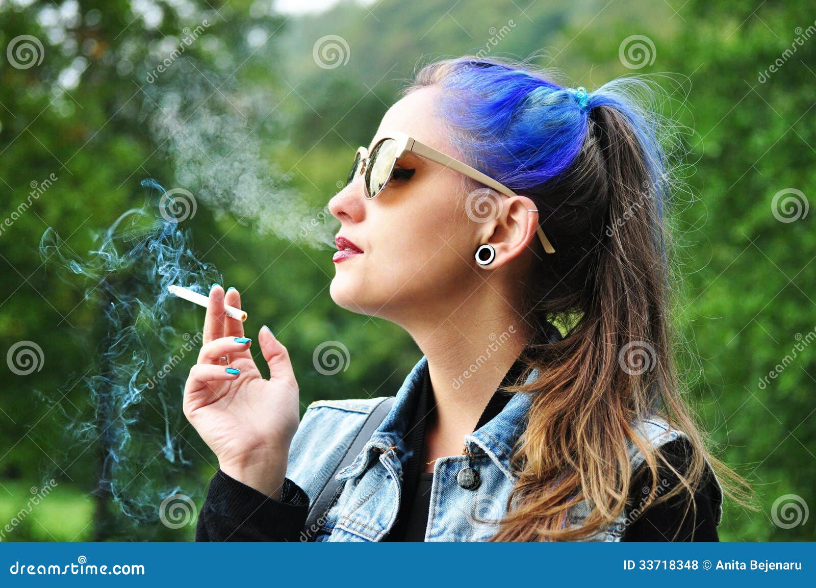 Junge Frauen-Rauchen stockfoto. Bild von erwägen, brut - 33718348