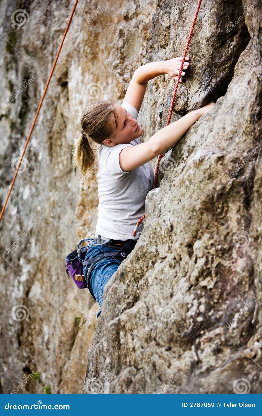 Junge Frauen-Steigen stockbild. Bild von berg, schwerpunkt - 2787059