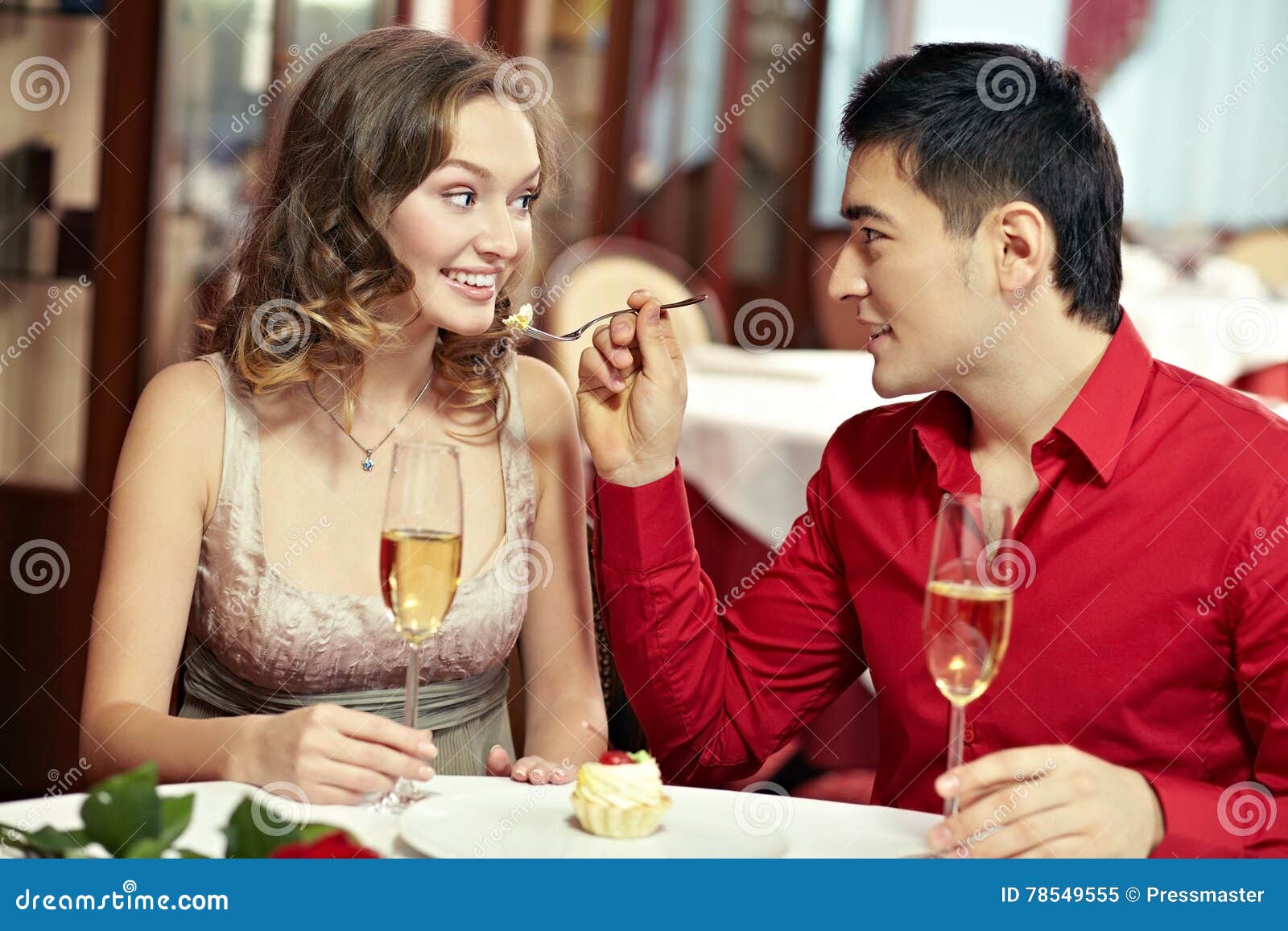 Junge Gatten, Die Heraus Speisen Stockbild - Bild von jahrestag, paare ...