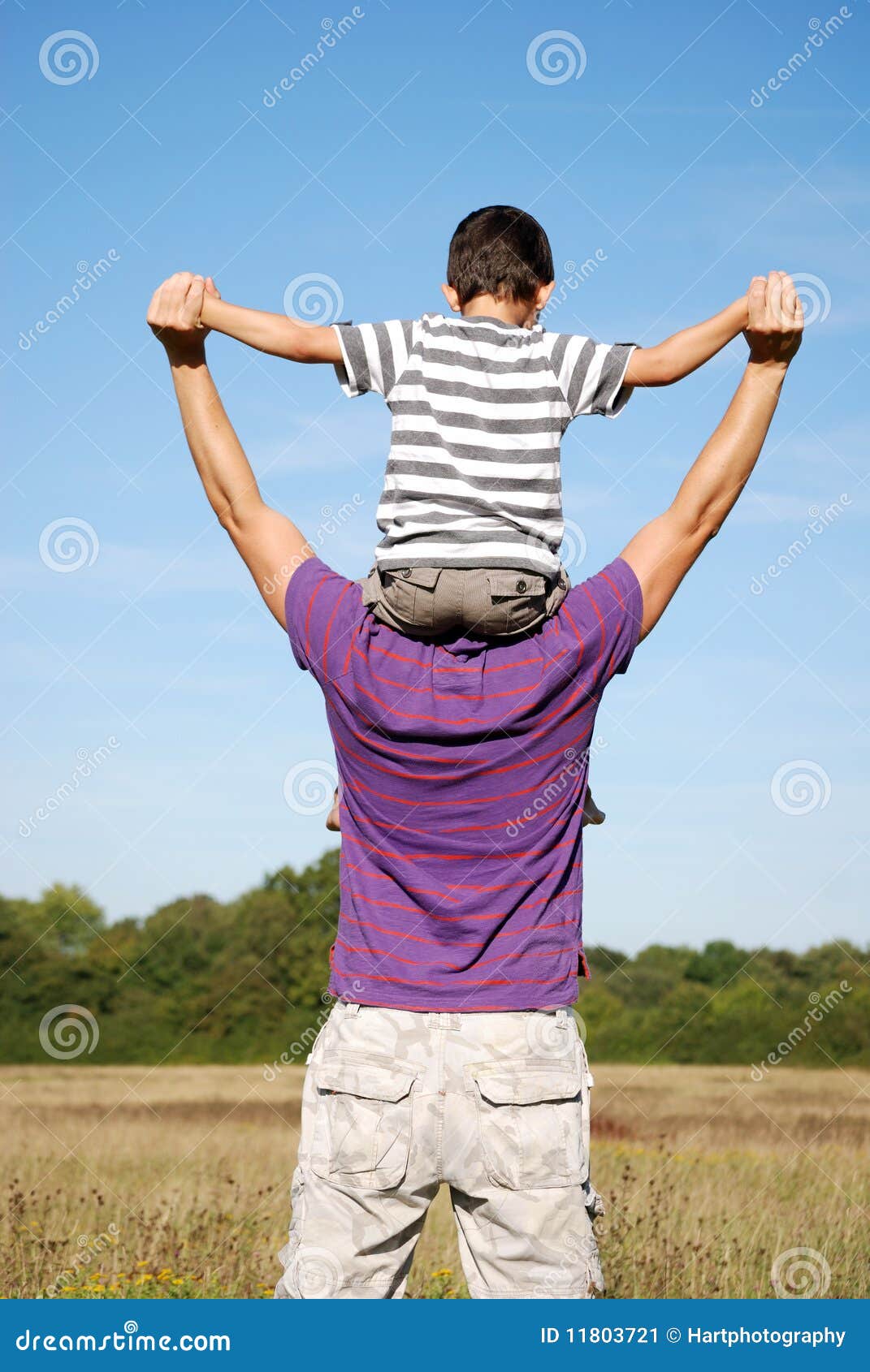 Junge Gesessen Auf Seinen Vaterschultern Stockbild - Bild von schultern ...