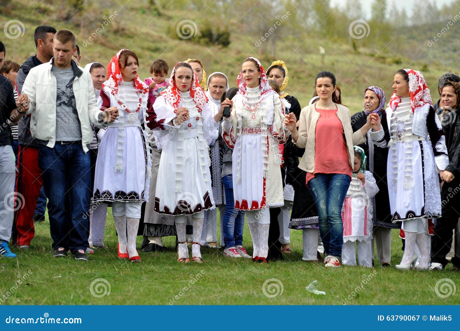 Junge Gorani-Mädchen in Den Traditionellen Kostümen Redaktionelles ...