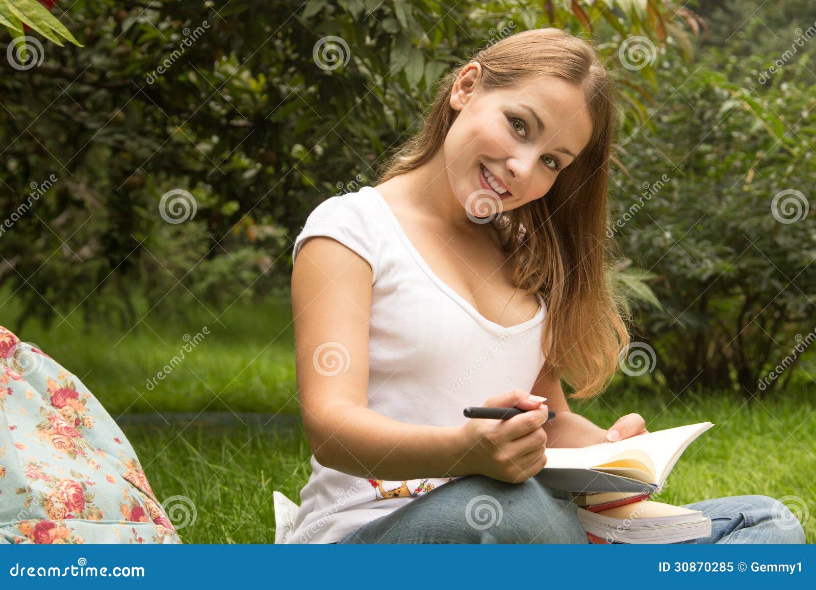 Junge Hübsche Studentin Mit Den Büchern, Die in Einem Park Arbeiten ...