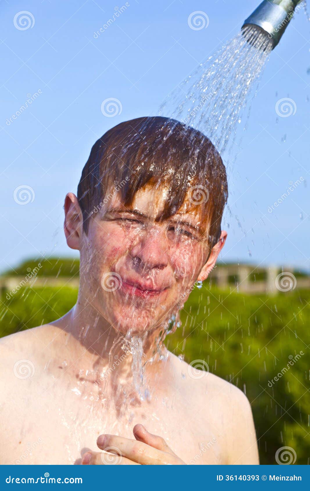 Junge Hat Eine Dusche am Strand Stockbild - Bild von freude, küste ...
