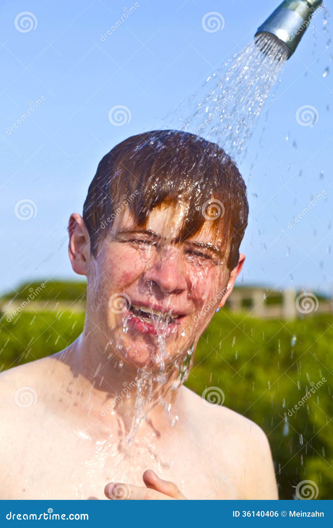 Junge Hat Eine Dusche am Strand Stockfoto - Bild von kinder, salzwasser ...