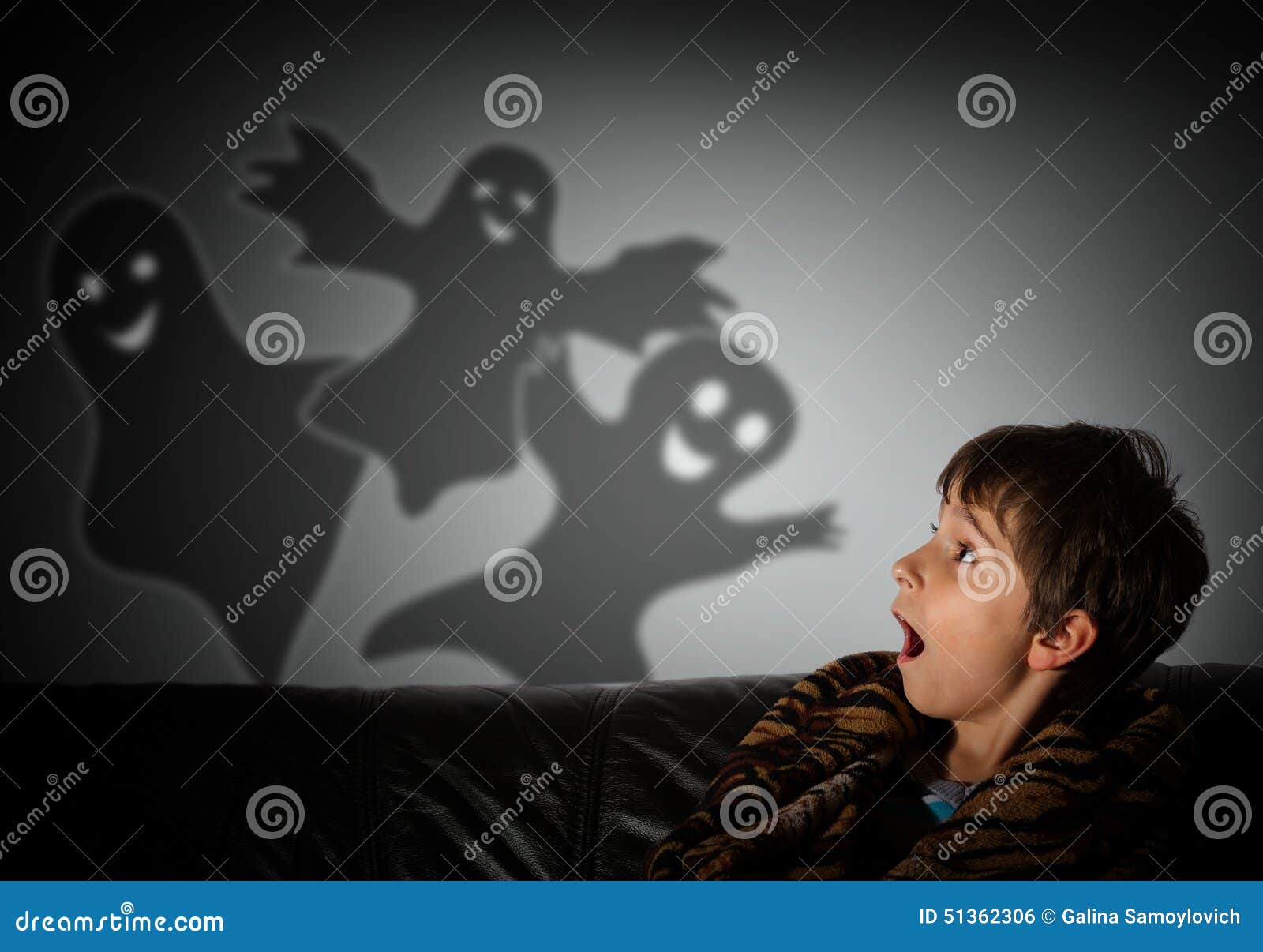 Junge Hat Vor Geistern Nachts Angst Stockfoto - Bild von illusion ...