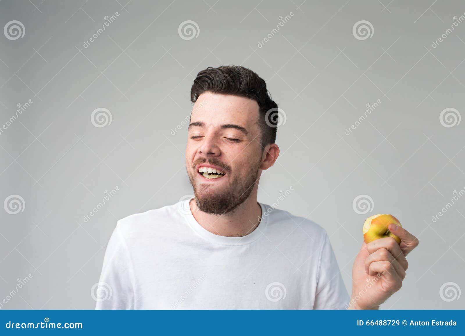 Junge isst einen Apfel stockbild. Bild von bunt, köstlich - 66488729