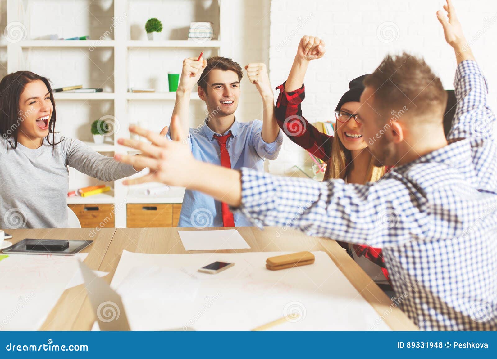 Junge Leute, Die Erfolg Feiern Stockfoto - Bild von attraktiv, kollegen ...