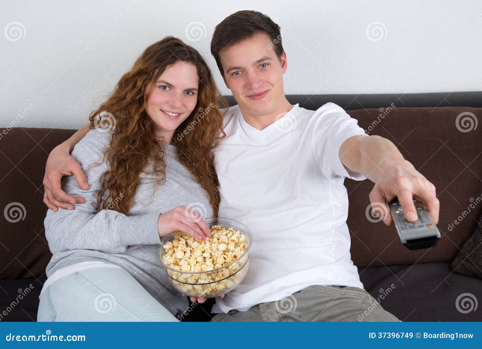 Junge Leute, Die Fernsehen Und Popcorn Essen Stockbild - Bild von relax ...