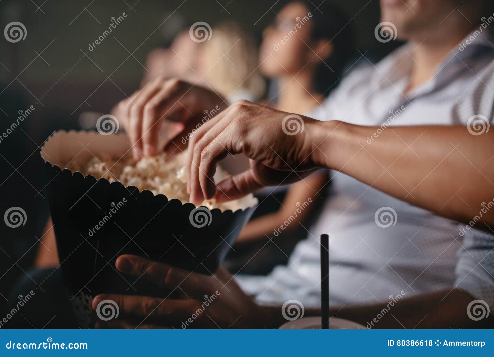 Junge Leute, Die Popcorn Im Kino Essen Stockfoto - Bild von theater ...