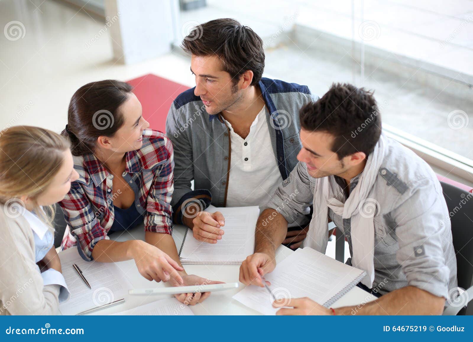 Junge Leute, Die Sich Bei Tisch Treffen Stockbild - Bild von zuhause ...