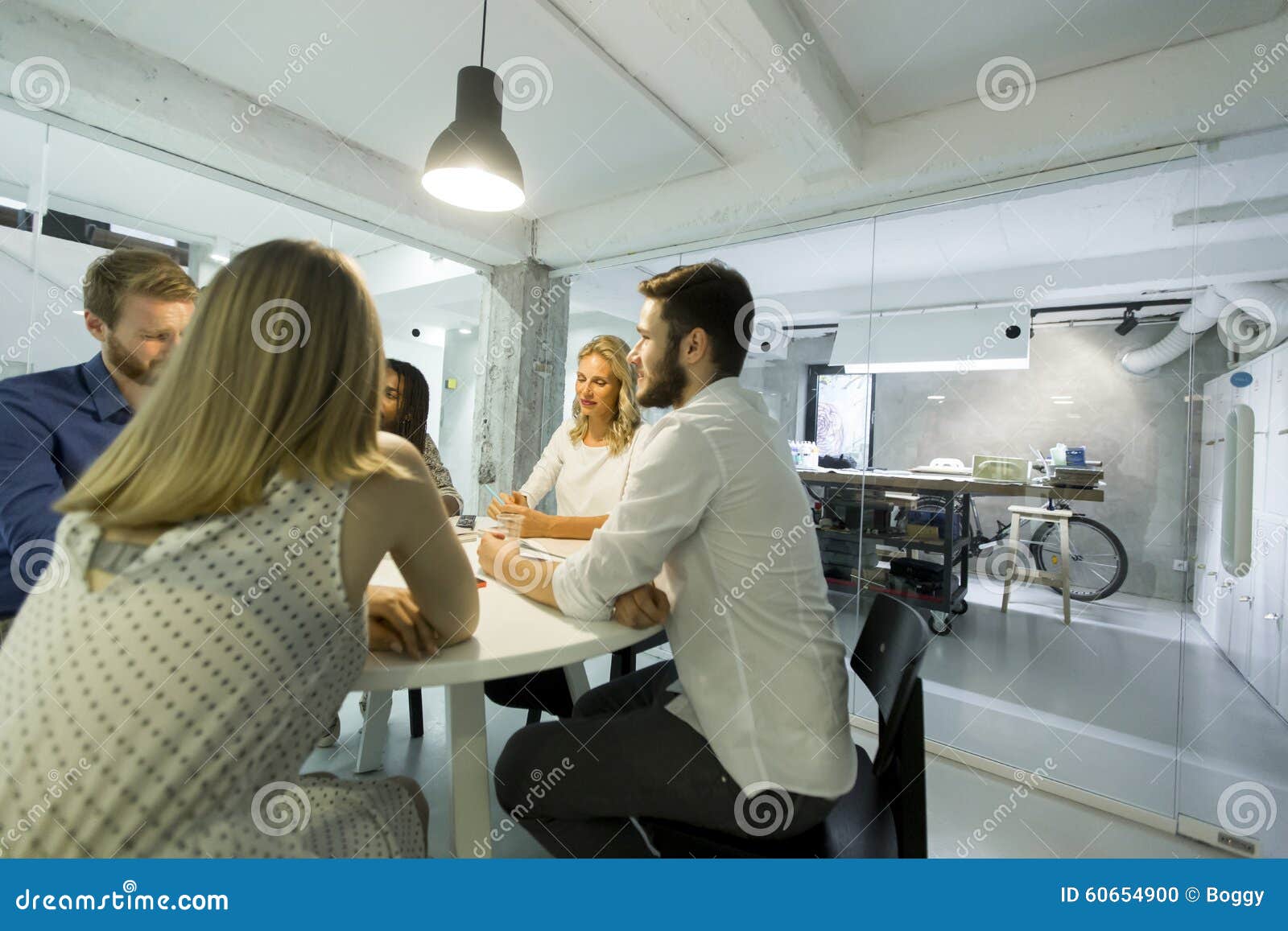 Junge Leute im Büro stockfoto. Bild von geschäftsleute - 60654900