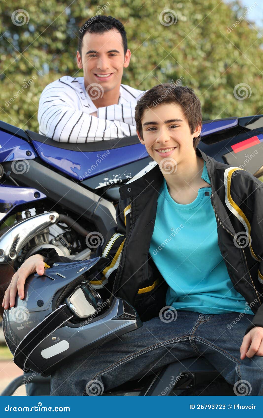 Junge Männer Mit Einem Motorrad Stockbild - Bild von masseverbinder ...