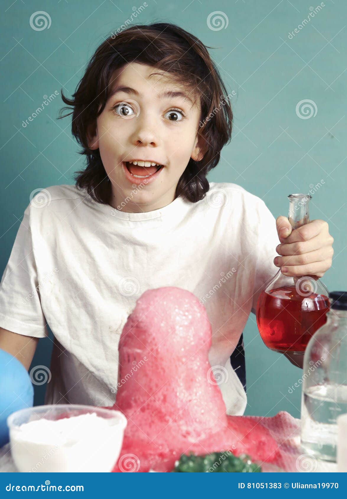 Junge Machen Chemische Experimente Mit Reagens Stockbild - Bild von ...