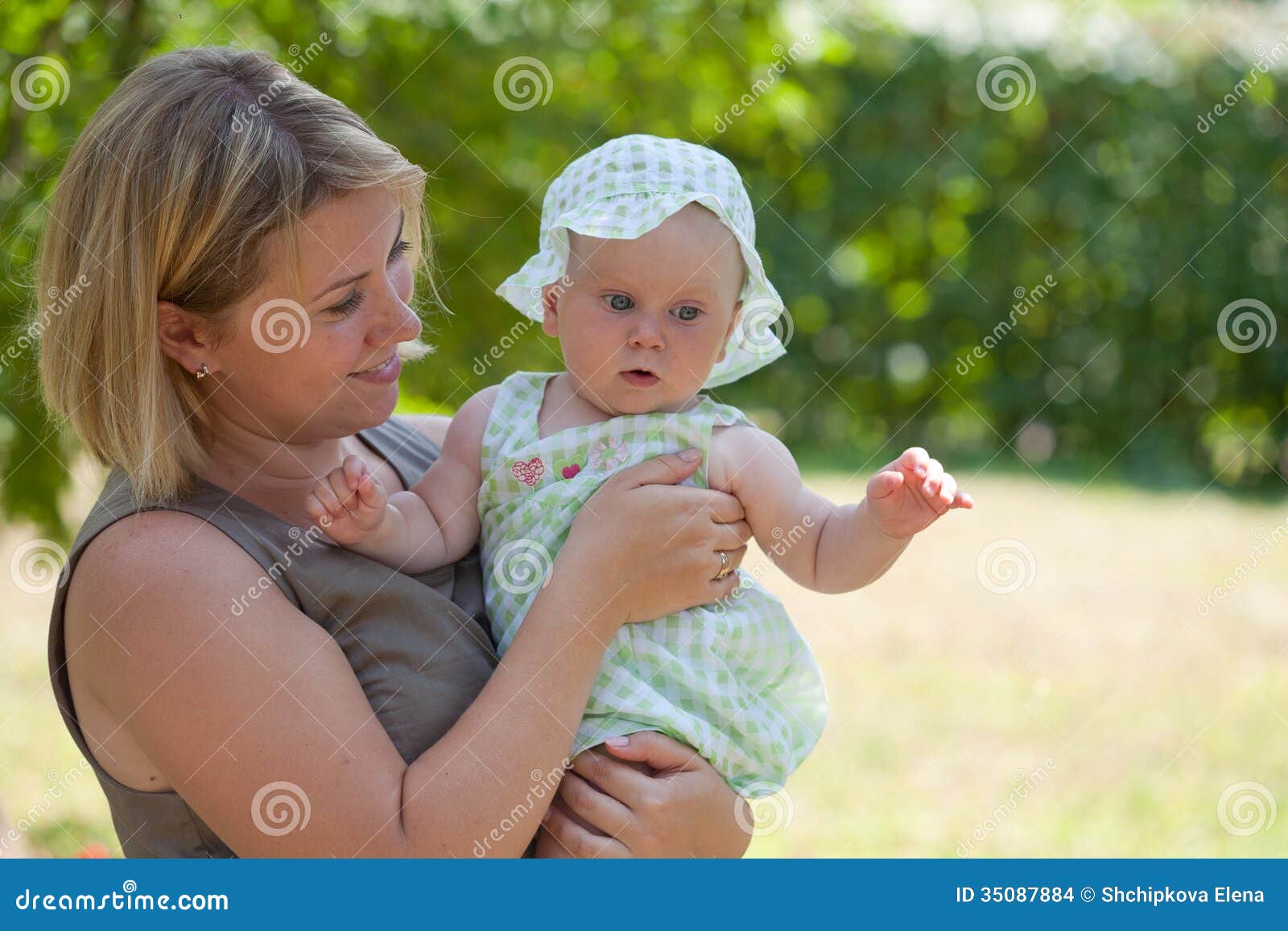 Junge Mama Geht Mit Dem Kind Stockfoto - Bild von kind, mama: 35087884