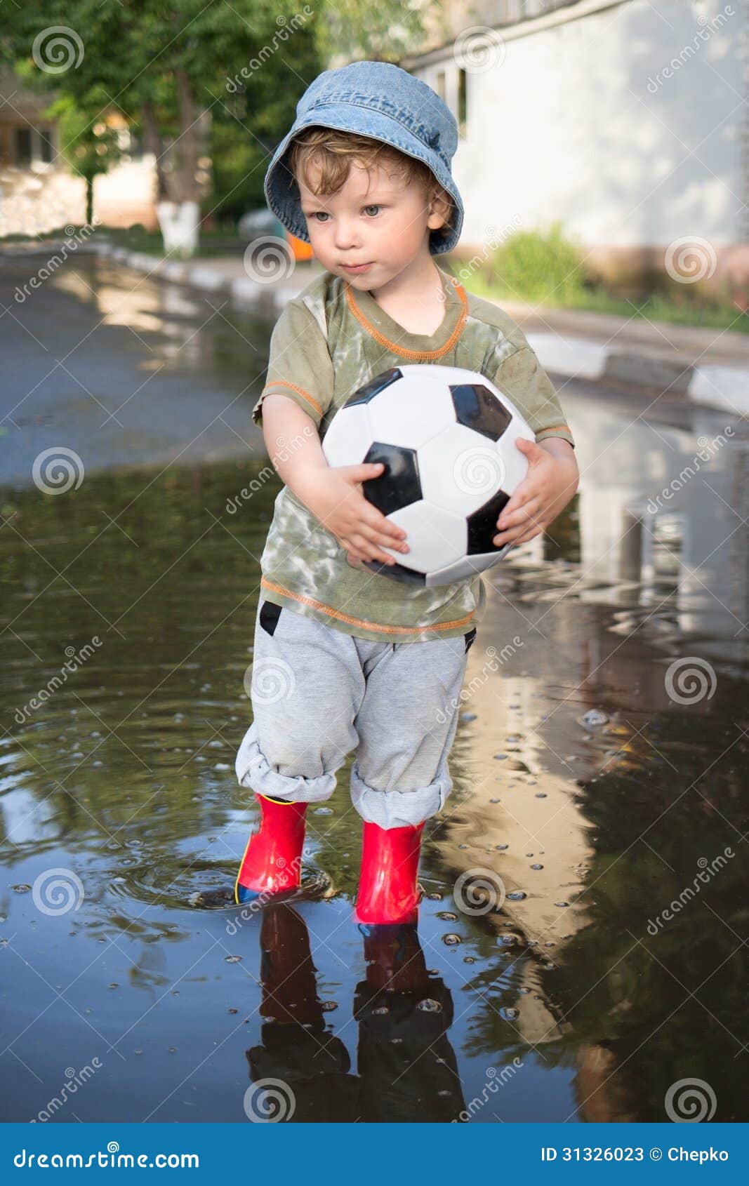 Junge mit Ball stockbild. Bild von blau, beiläufig, pfütze - 31326023