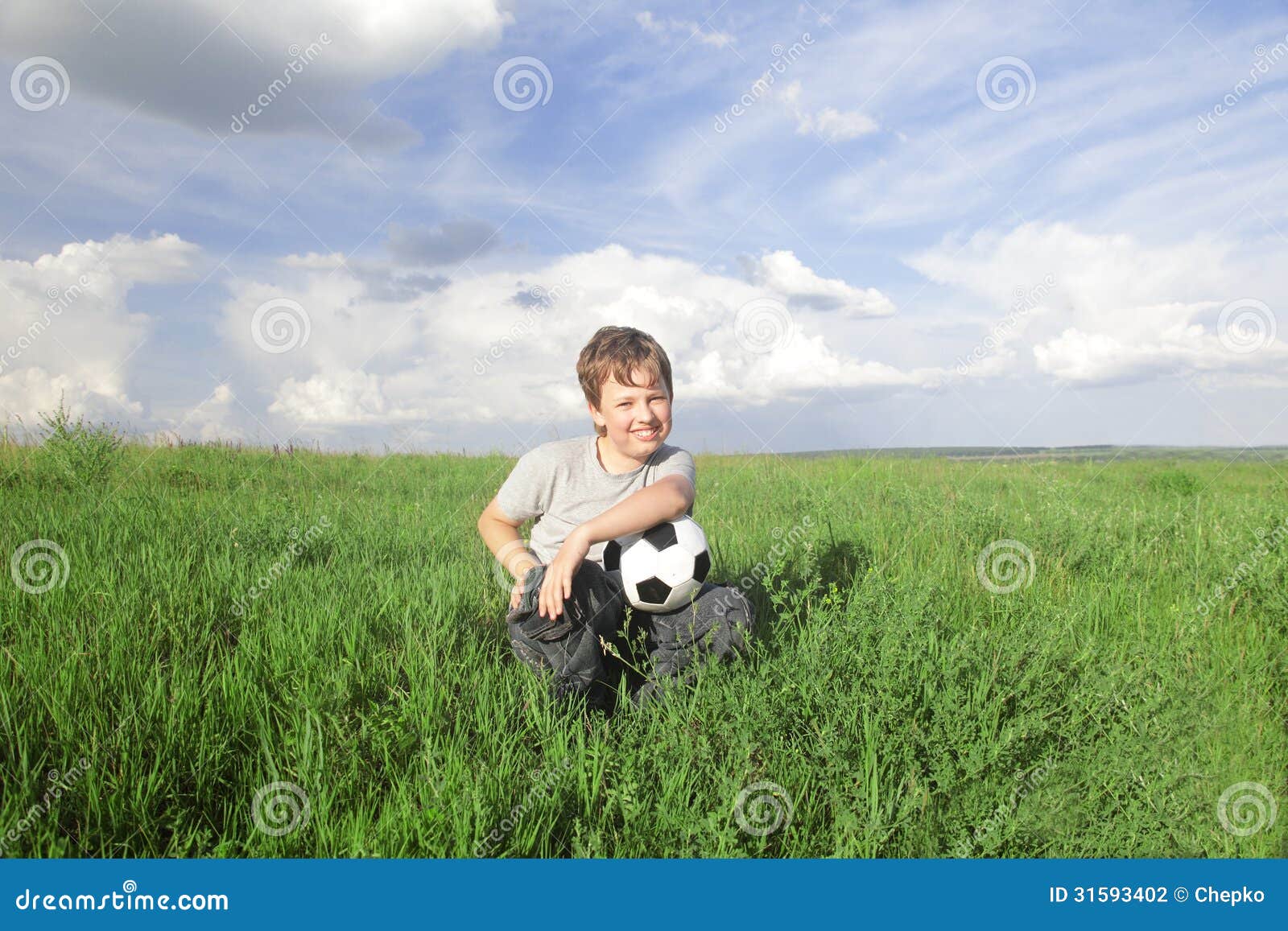 Junge mit Ball stockfoto. Bild von kugel, wiese, grün - 31593402