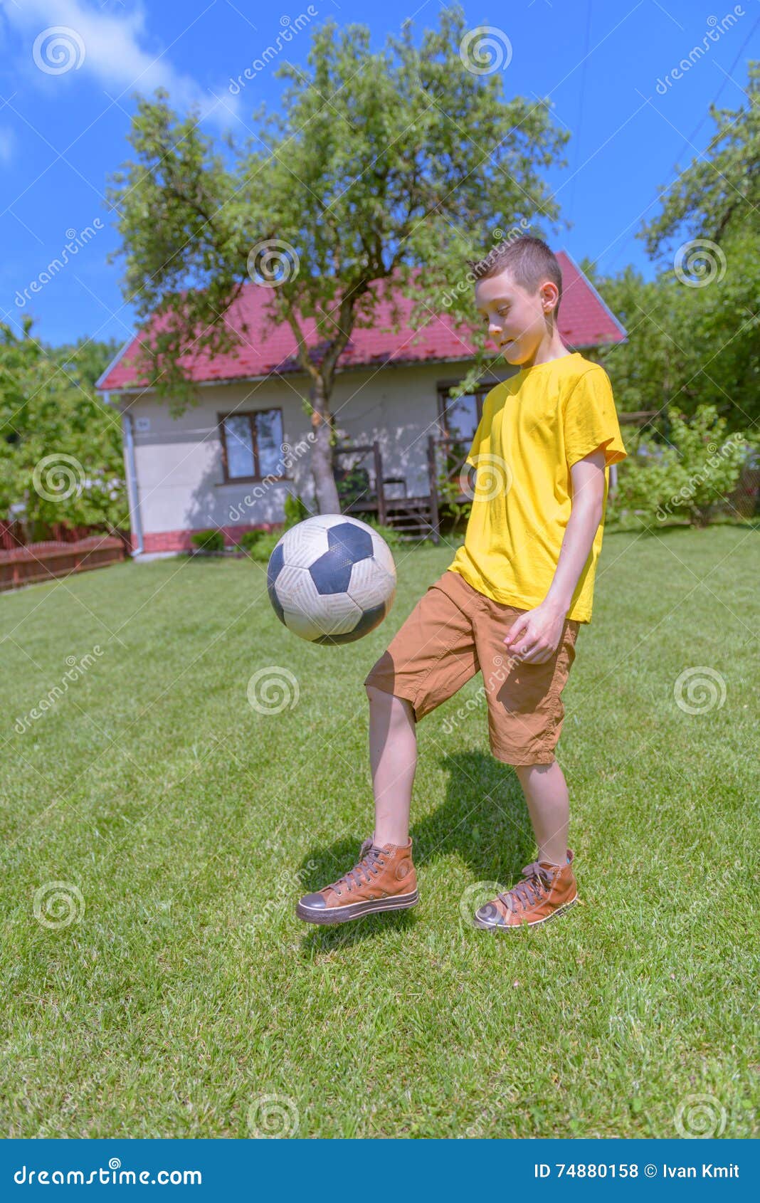 Junge mit Ball stockfoto. Bild von kugel, junge, spielen - 74880158