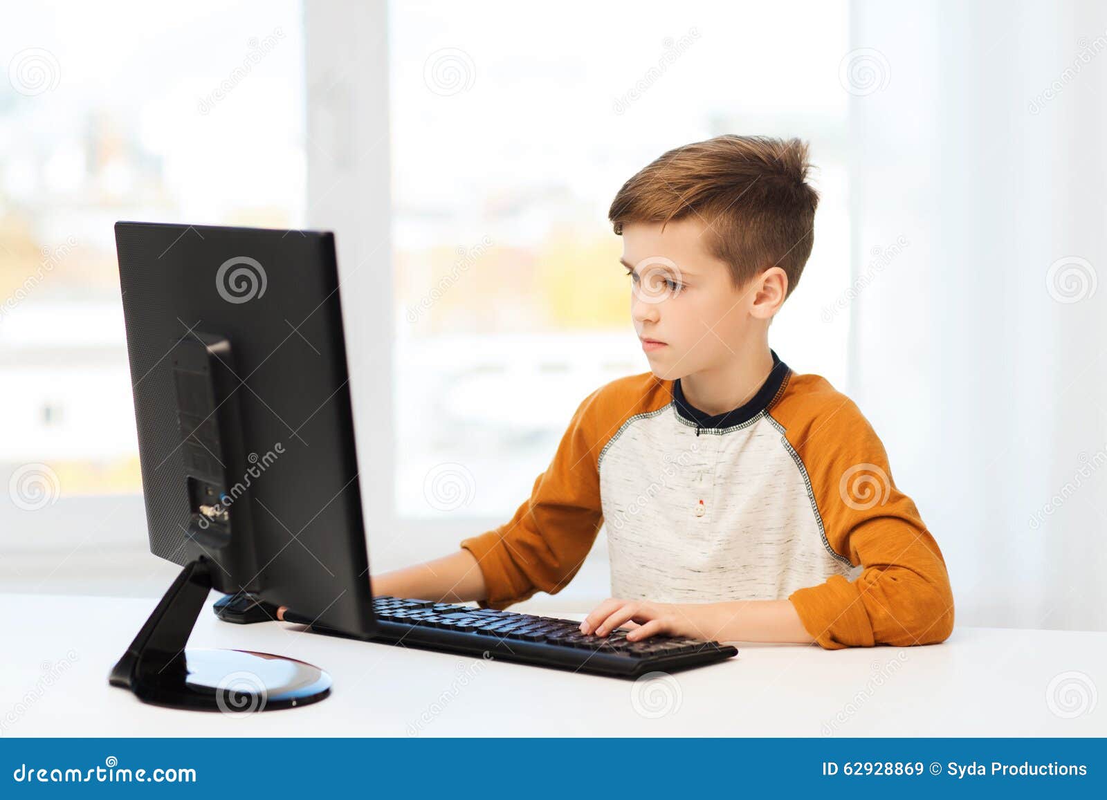 Junge Mit Computer Zu Hause Stockbild - Bild von leute, mode: 62928869