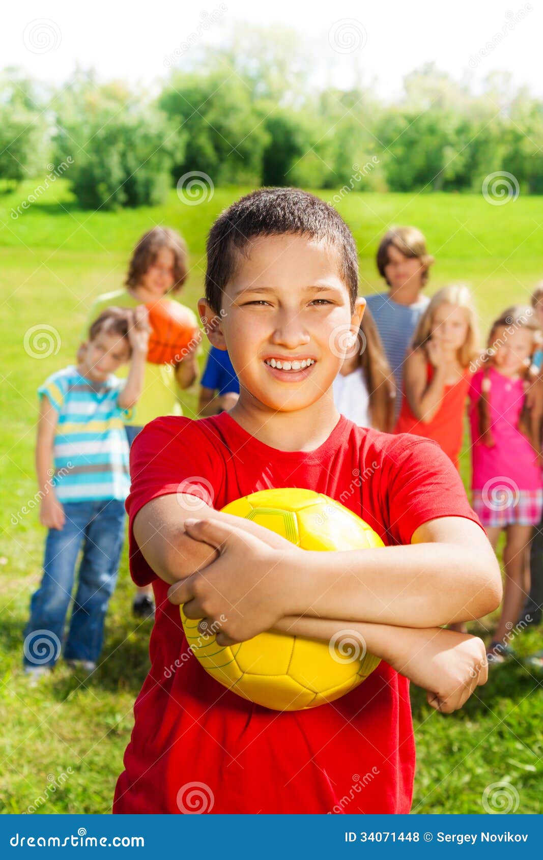 Junge mit dem Ball stockfoto. Bild von porträt, spielerisch - 34071448