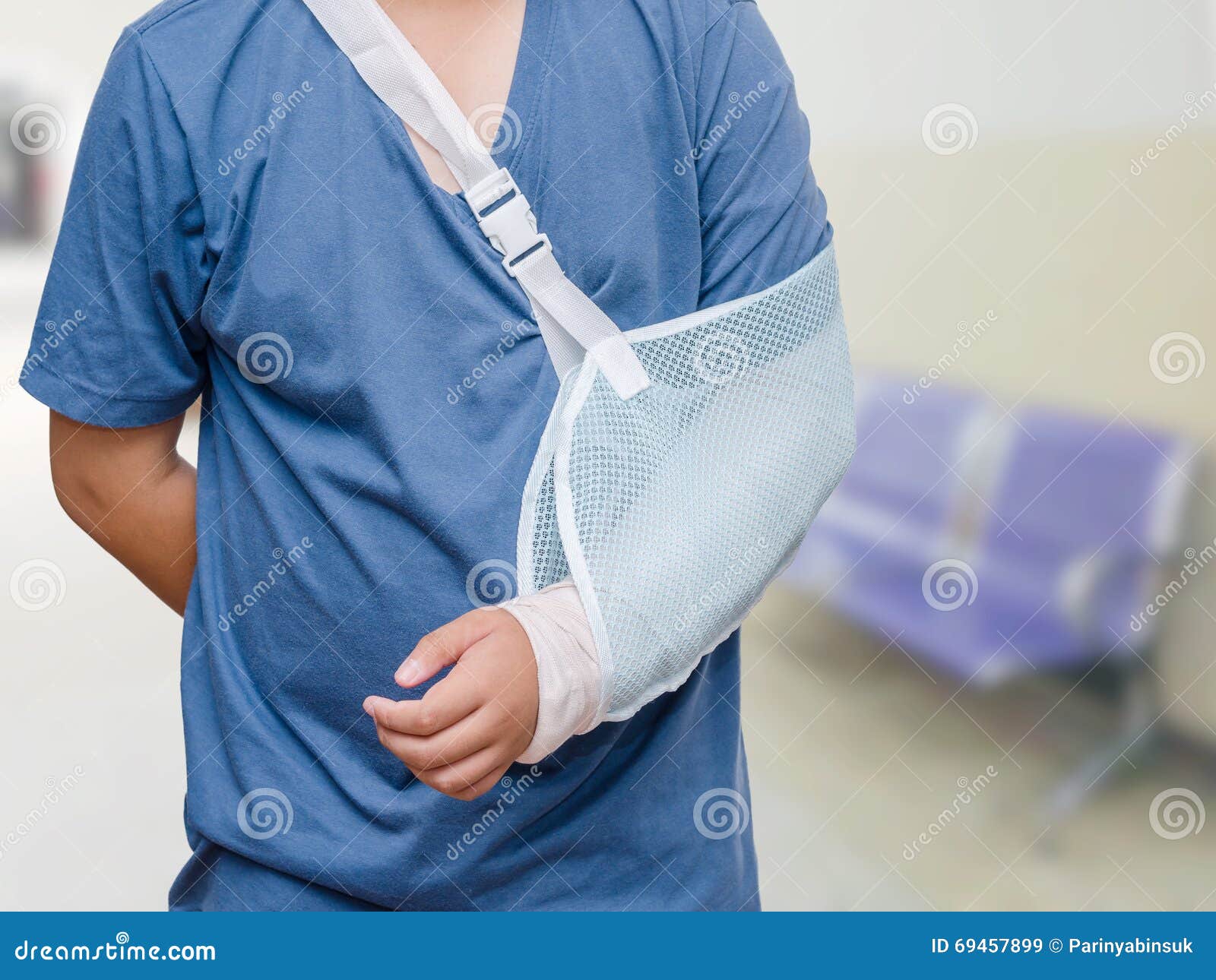 Junge Mit Dem Gebrochenen Arm am Krankenhaus Stockbild - Bild von ...