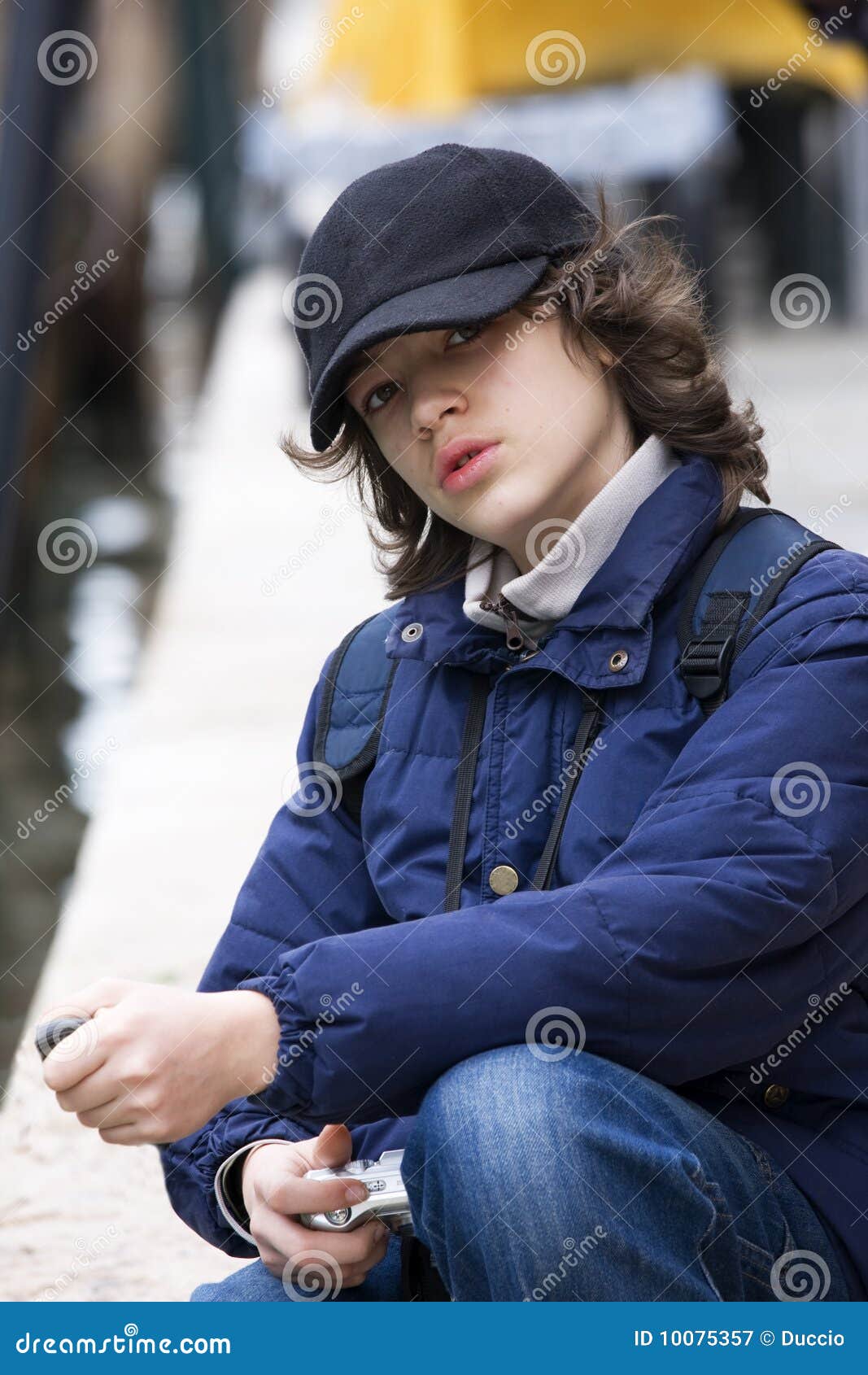 Junge mit dem Hut stockbild. Bild von sorglos, kleid - 10075357