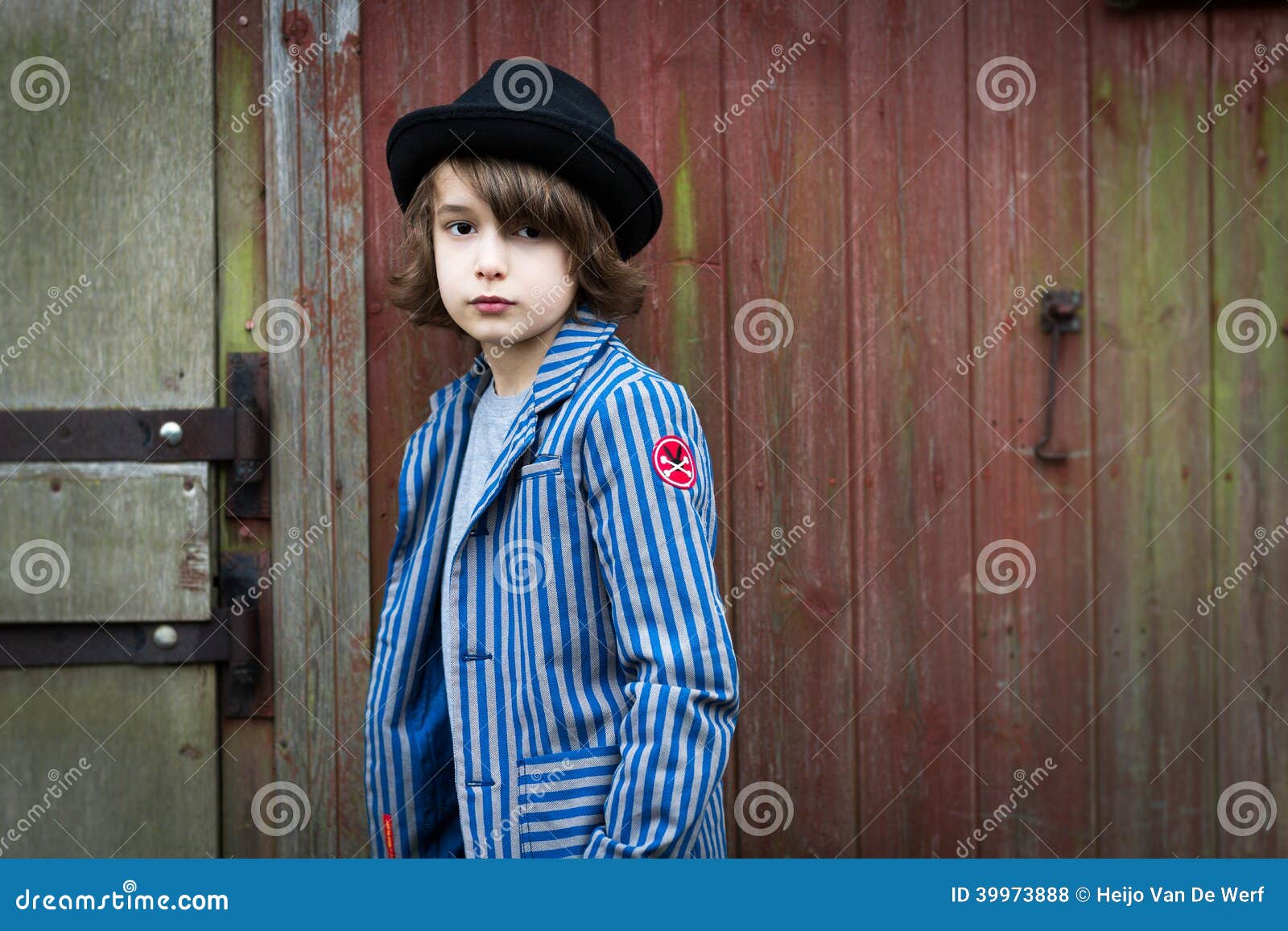 Junge Mit Dem Hut, Der an Der Wand Sich Lehnt Stockfoto - Bild von ...