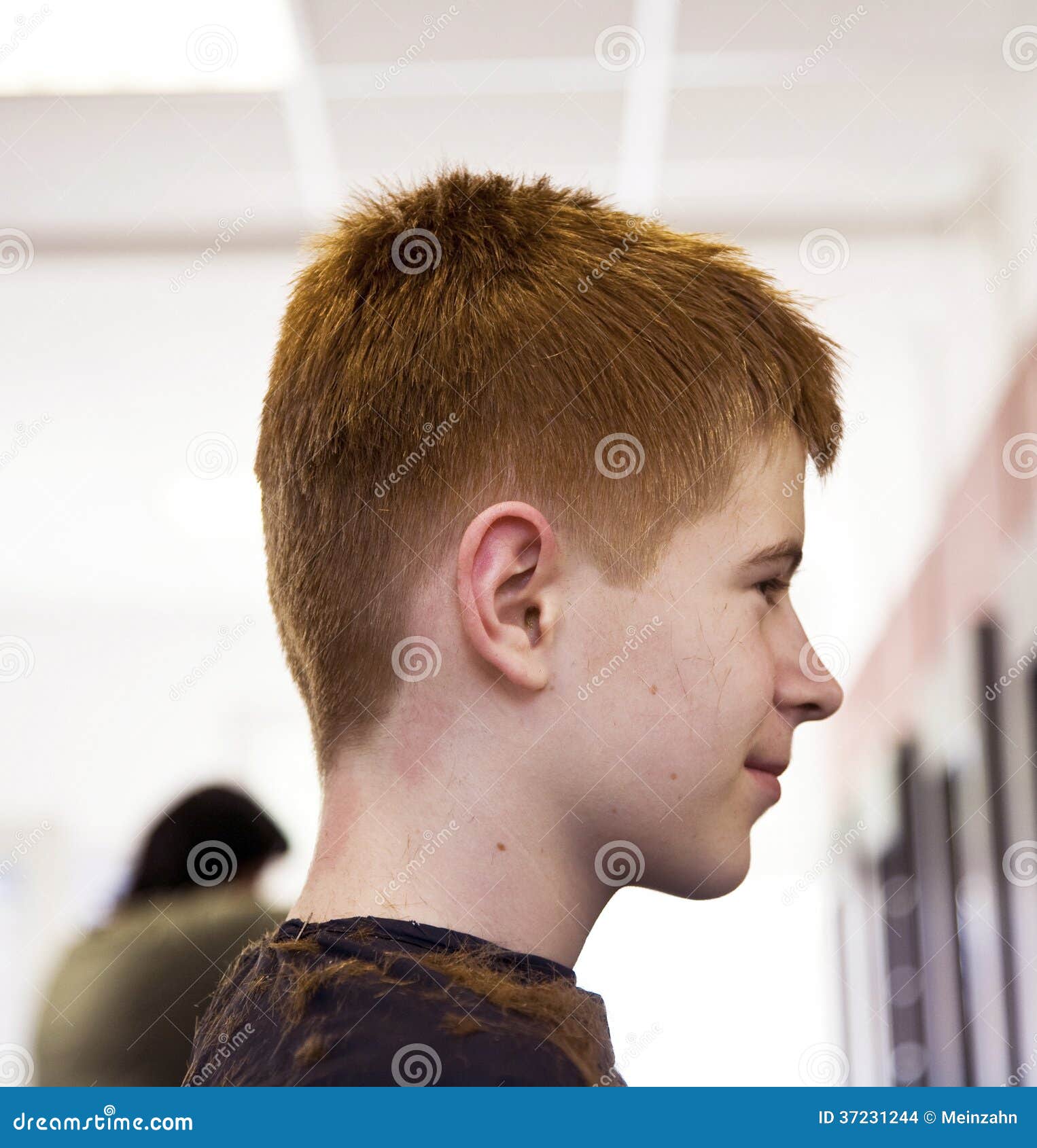 Junge Mit Dem Kurzen Roten Haar am Friseur Stockfoto - Bild von nett ...