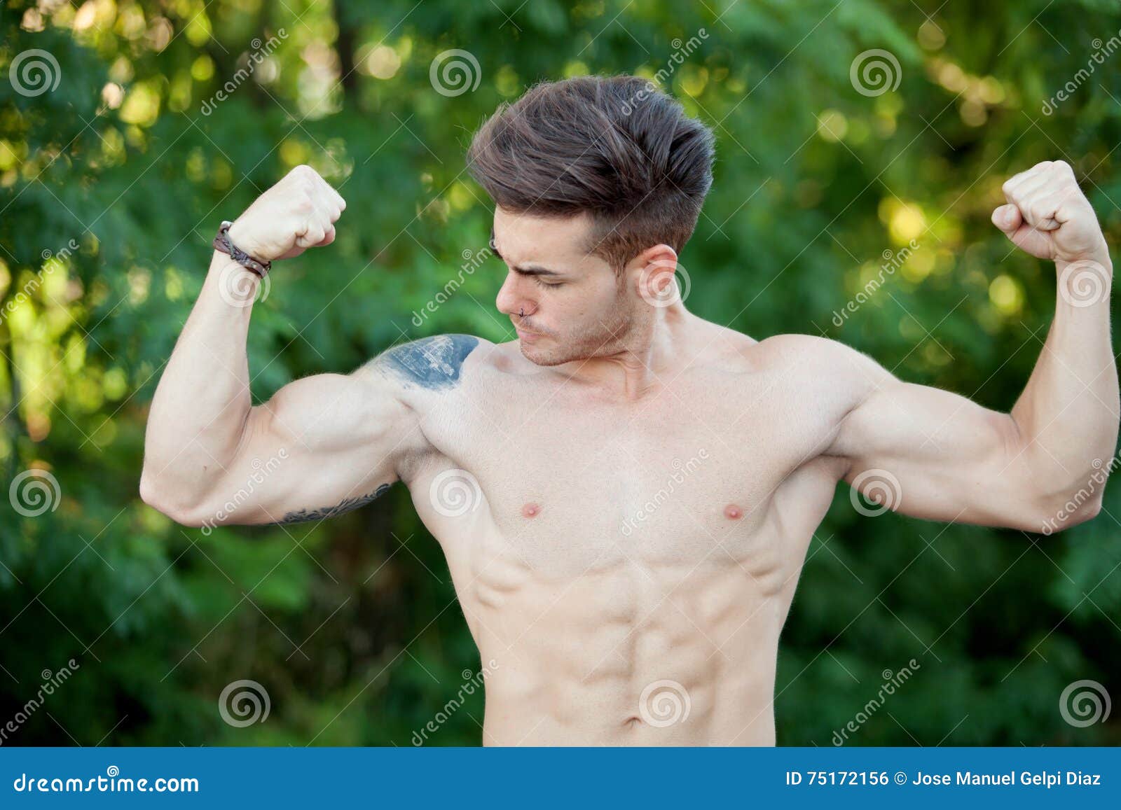 Junge Mit Dem Zeigen Seiner Muskeln Stockfoto - Bild von stattlich ...