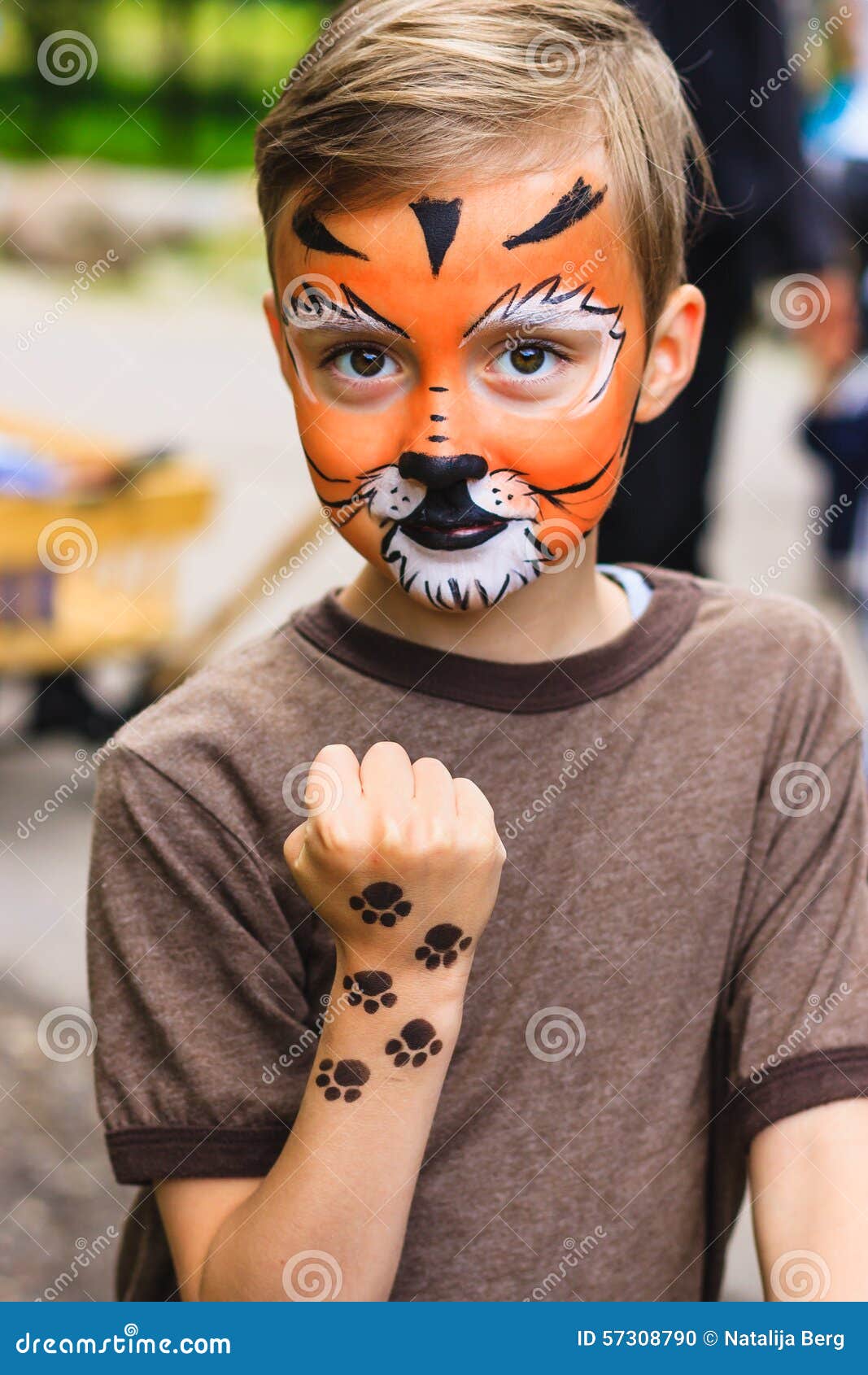 Junge Mit Gesichtsmalereitiger Stockfoto - Bild von orange, reizend ...