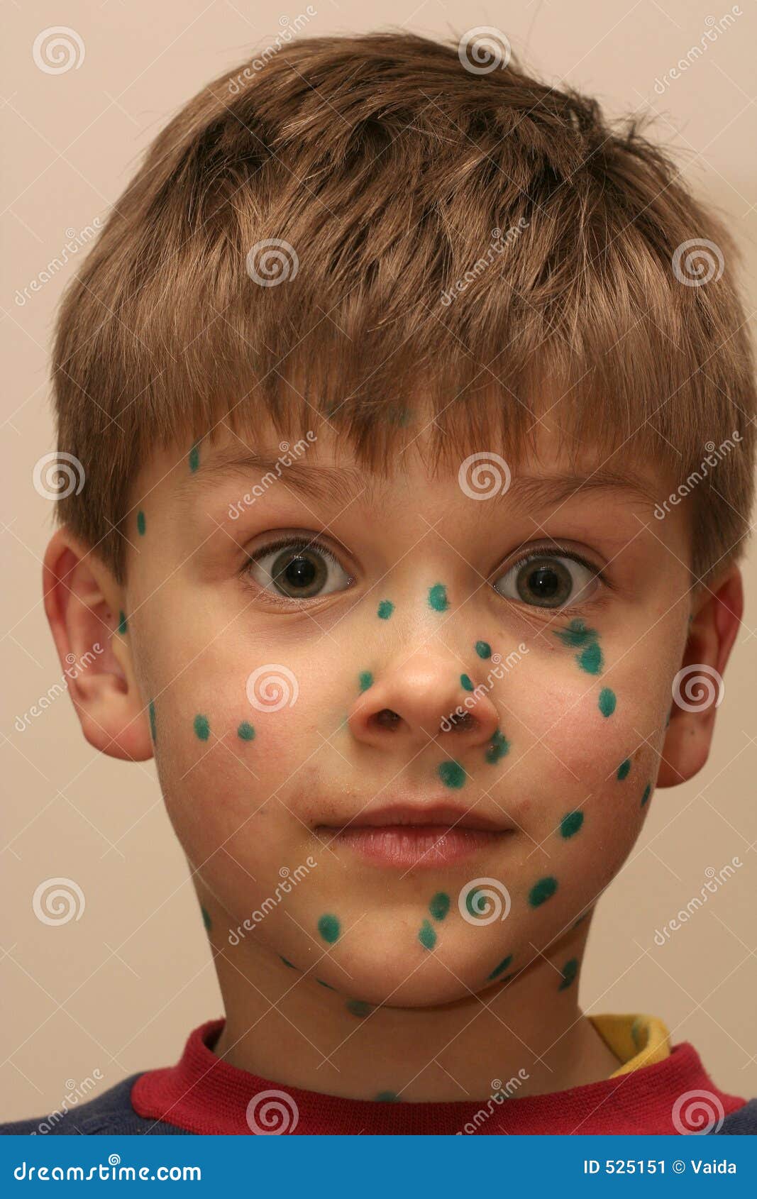 Junge mit grünen Punkten stockbild. Bild von junge, blase - 525151