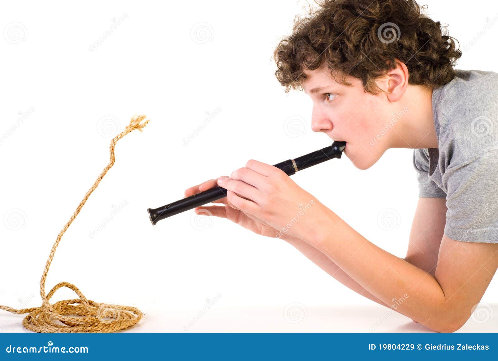 Junge mit Pfeife und Seil stockbild. Bild von flöte, musik - 19804229