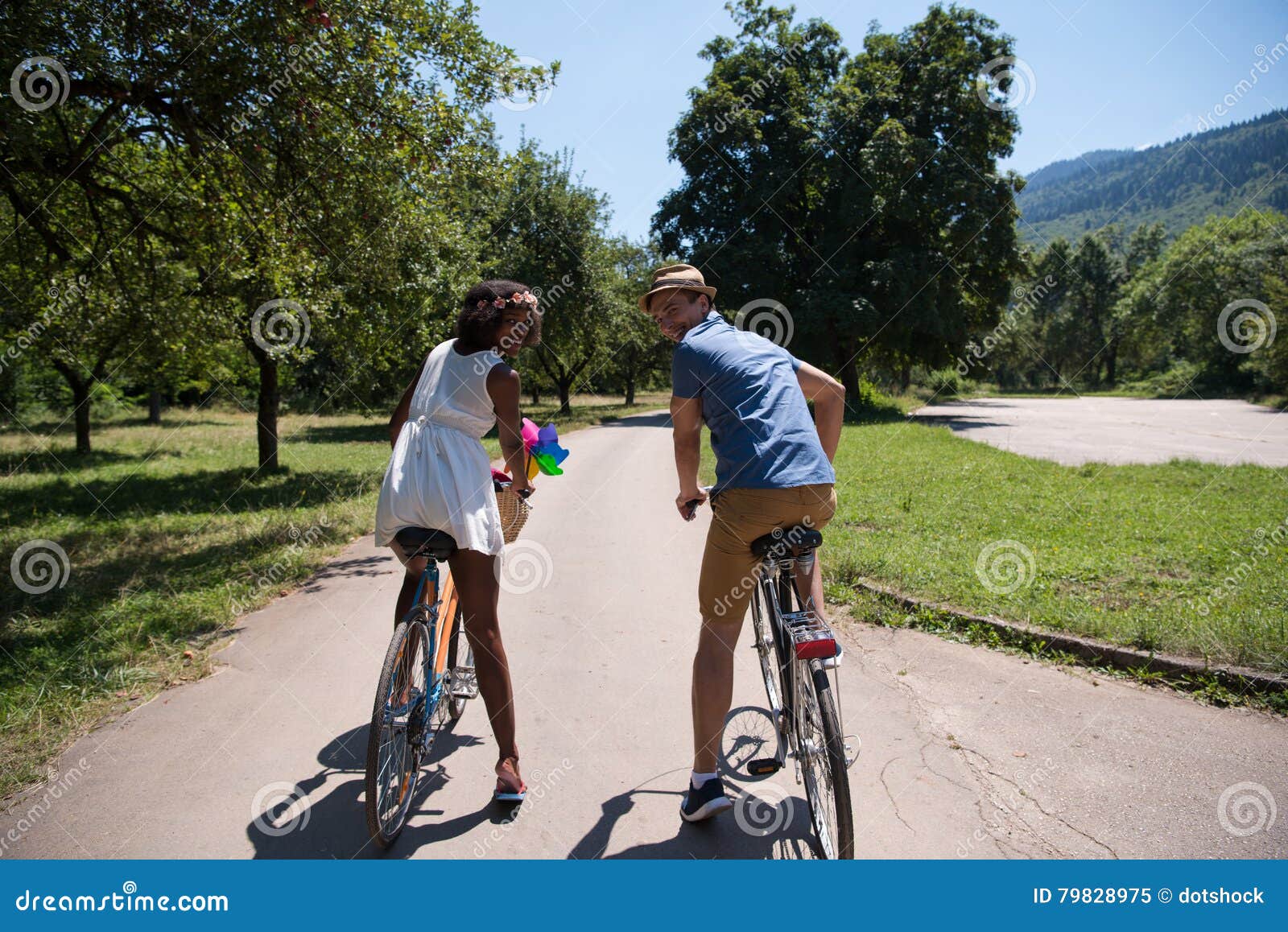 Junge Multiethnische Paare Die Eine Fahrradfahrt In Der Natur Haben