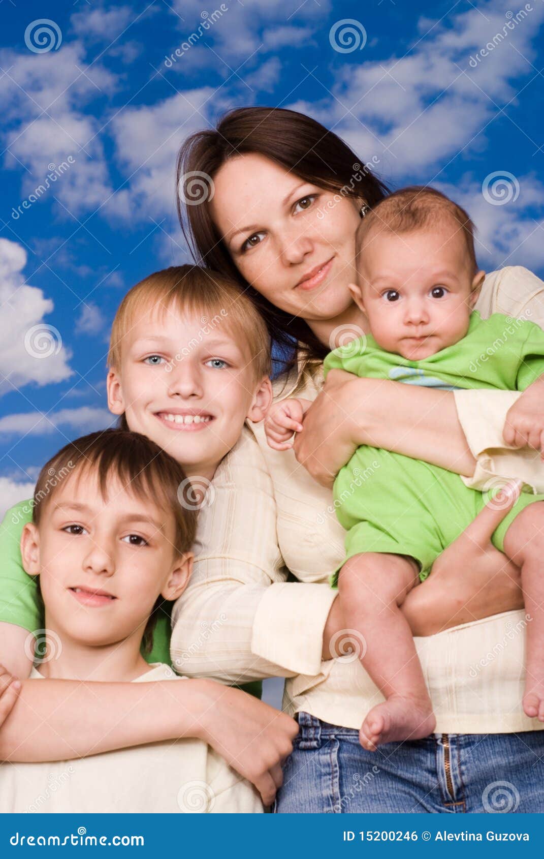 Junge Mutter Mit Drei Kindern Stockfoto - Bild von glück, alter: 15200246