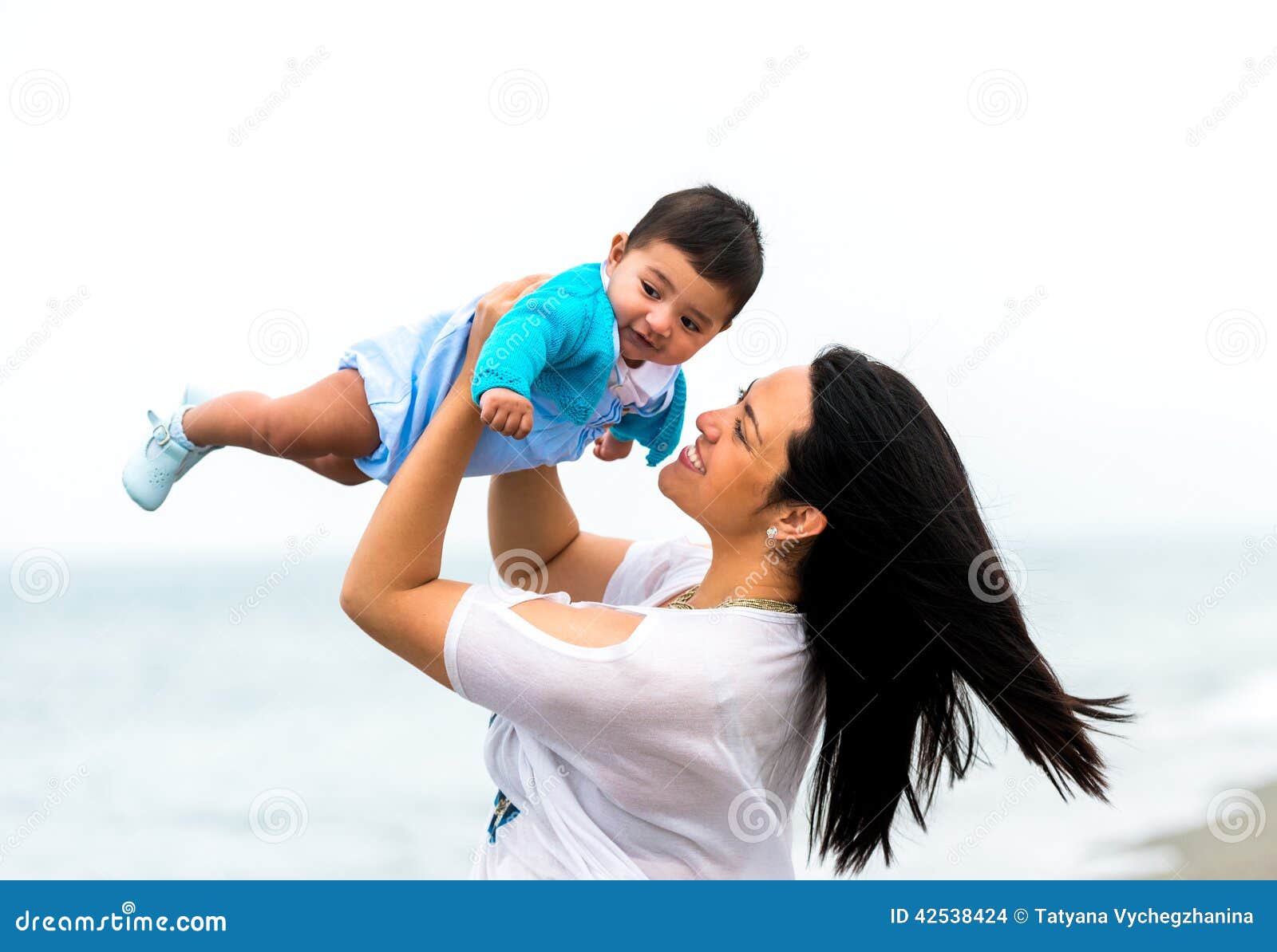 Junge Mutter Mit Ihrem Baby Auf Dem Strand Stockfoto - Bild von mutter ...