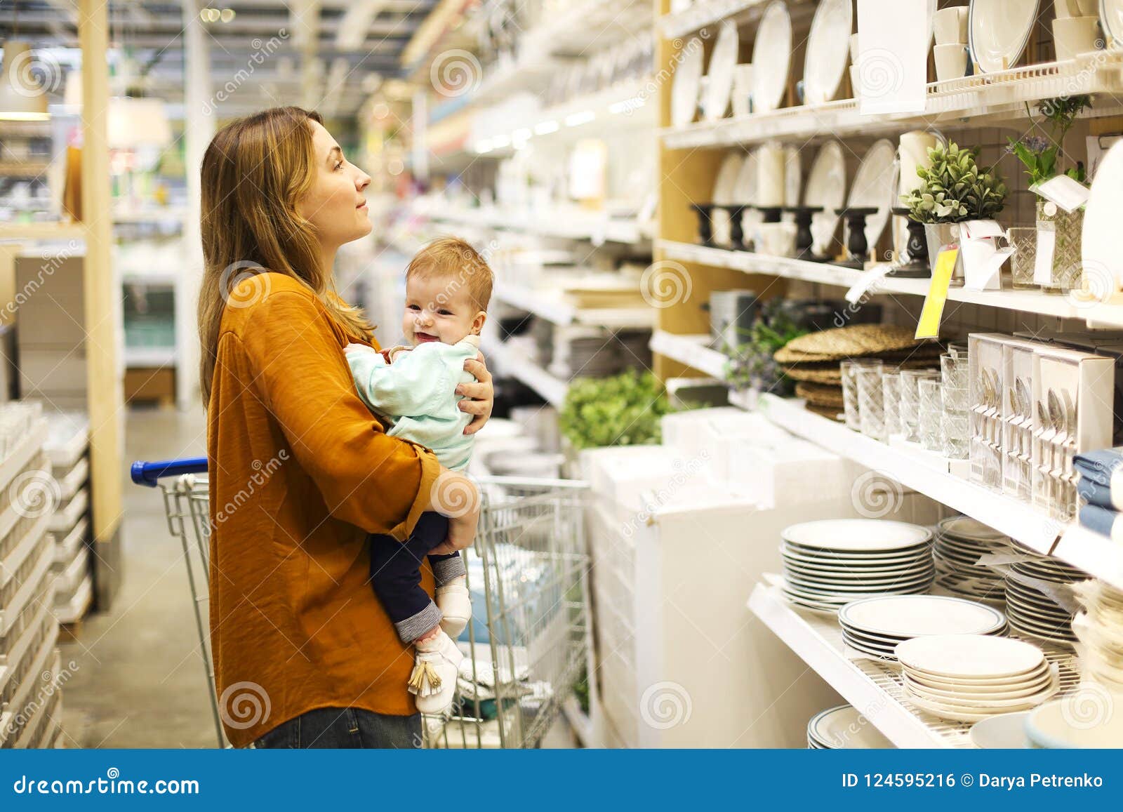 Junge Mutter Mit Ihrem Kleinen Baby am Supermarkt Stockfoto - Bild von ... Junge Mutter Mit Ihrem Kleinen Baby am Supermarkt Stockfoto - Bild von ...