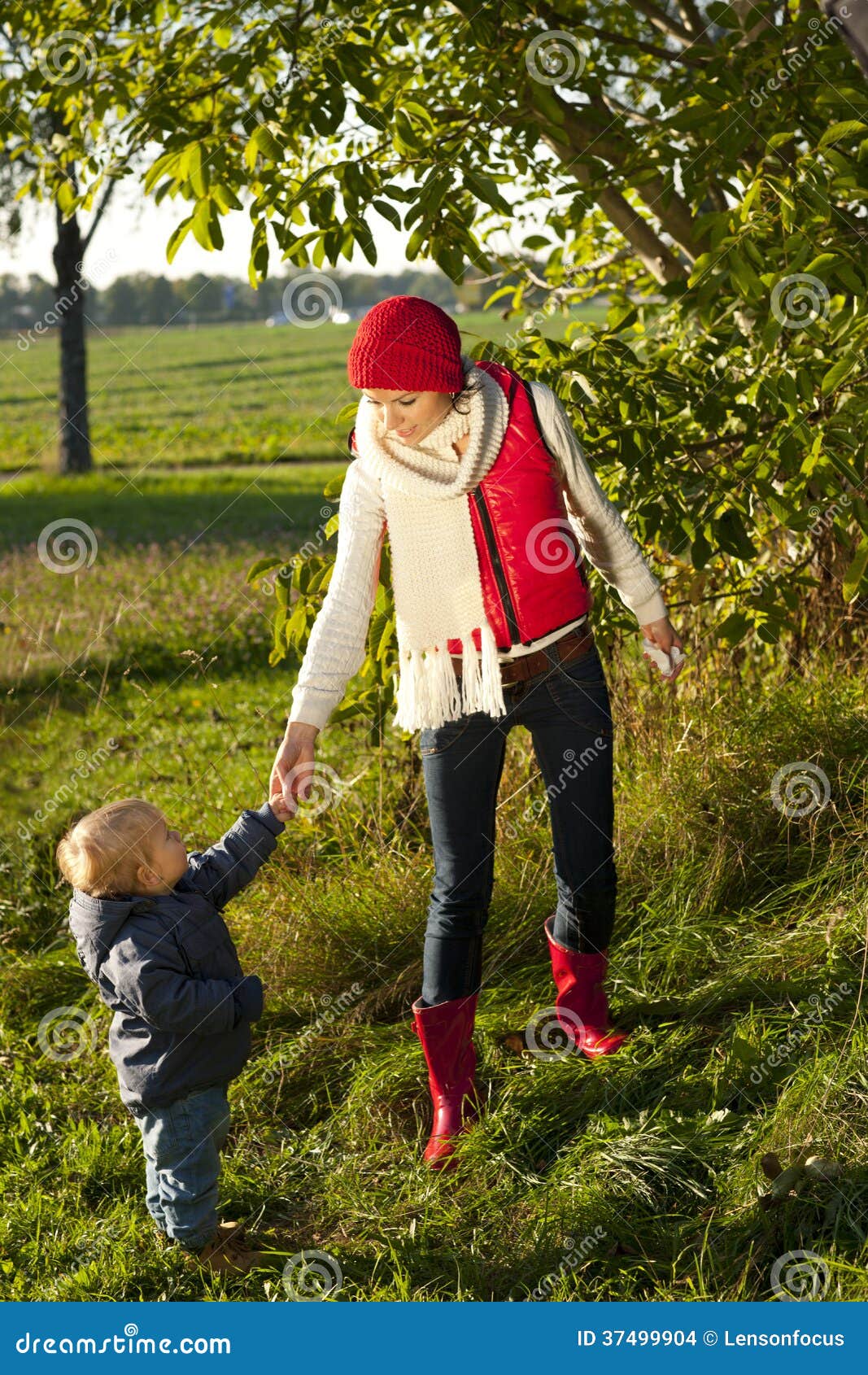 Junge Mutter Mit Ihrem Kleinkind Stockfoto - Bild von leute, verbringen ...