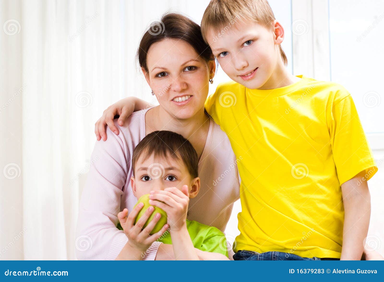 Junge Mutter Mit Zwei Kindern Stockbild - Bild von gesund, haupt: 16379283