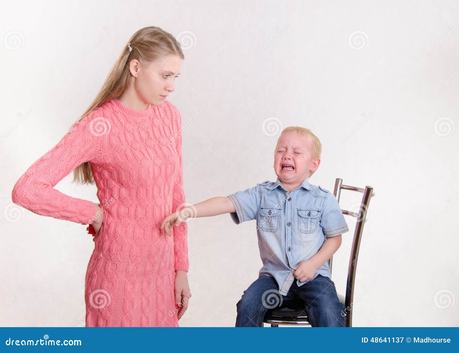 Junge Mutter Nahm Das Spielzeug Des Kindes Stockbild - Bild von mutter ...