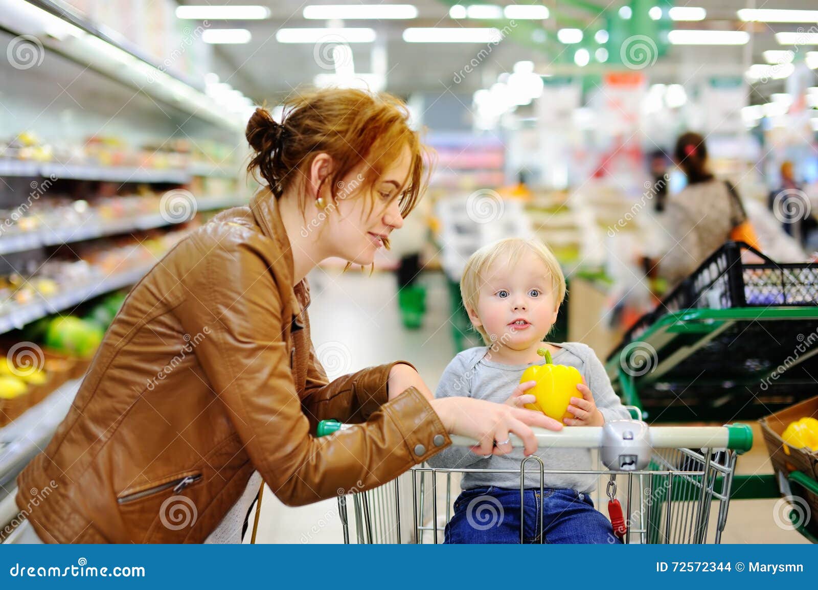 Junge Mutter Und Ihr Sohn in Einem Supermarkt Stockfoto - Bild von ...