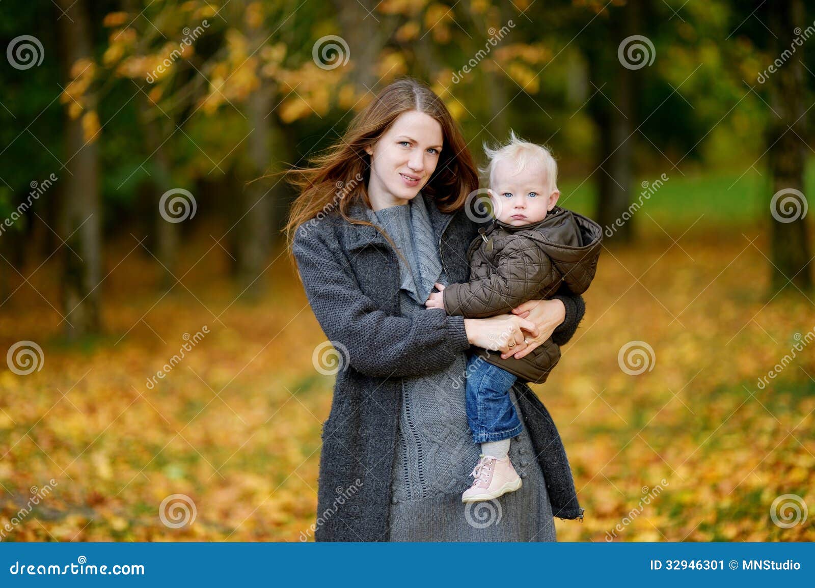 Junge Mutter Und Ihre Kleinkindtochter am Fall Stockbild - Bild von ...